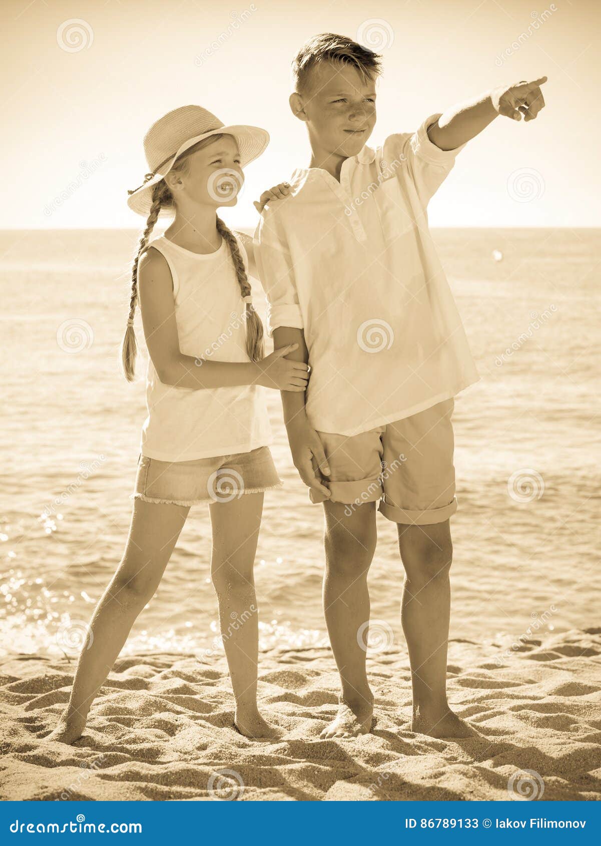 Two Children Pointing Beach Stock Image - Image of beach, ocean: 86789133