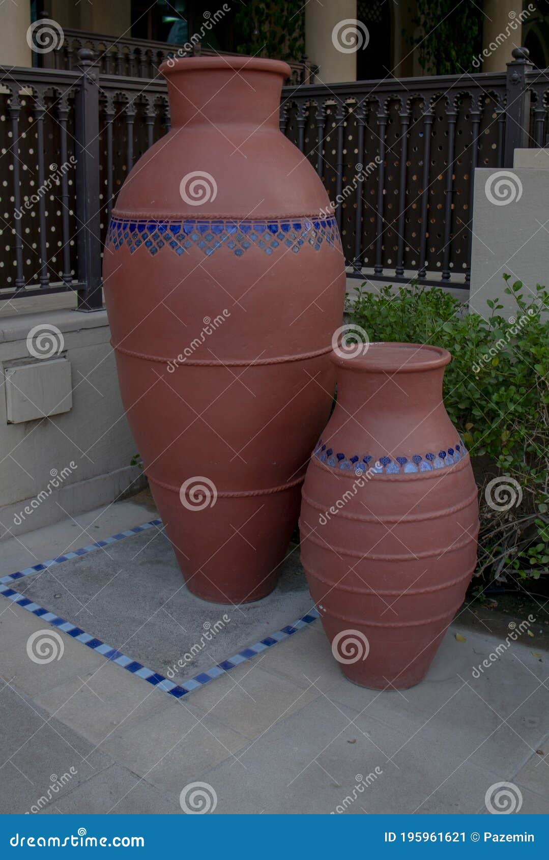 Two Clay Pots in the Backyard Stock Image - Image of hobby, bush: 195961621