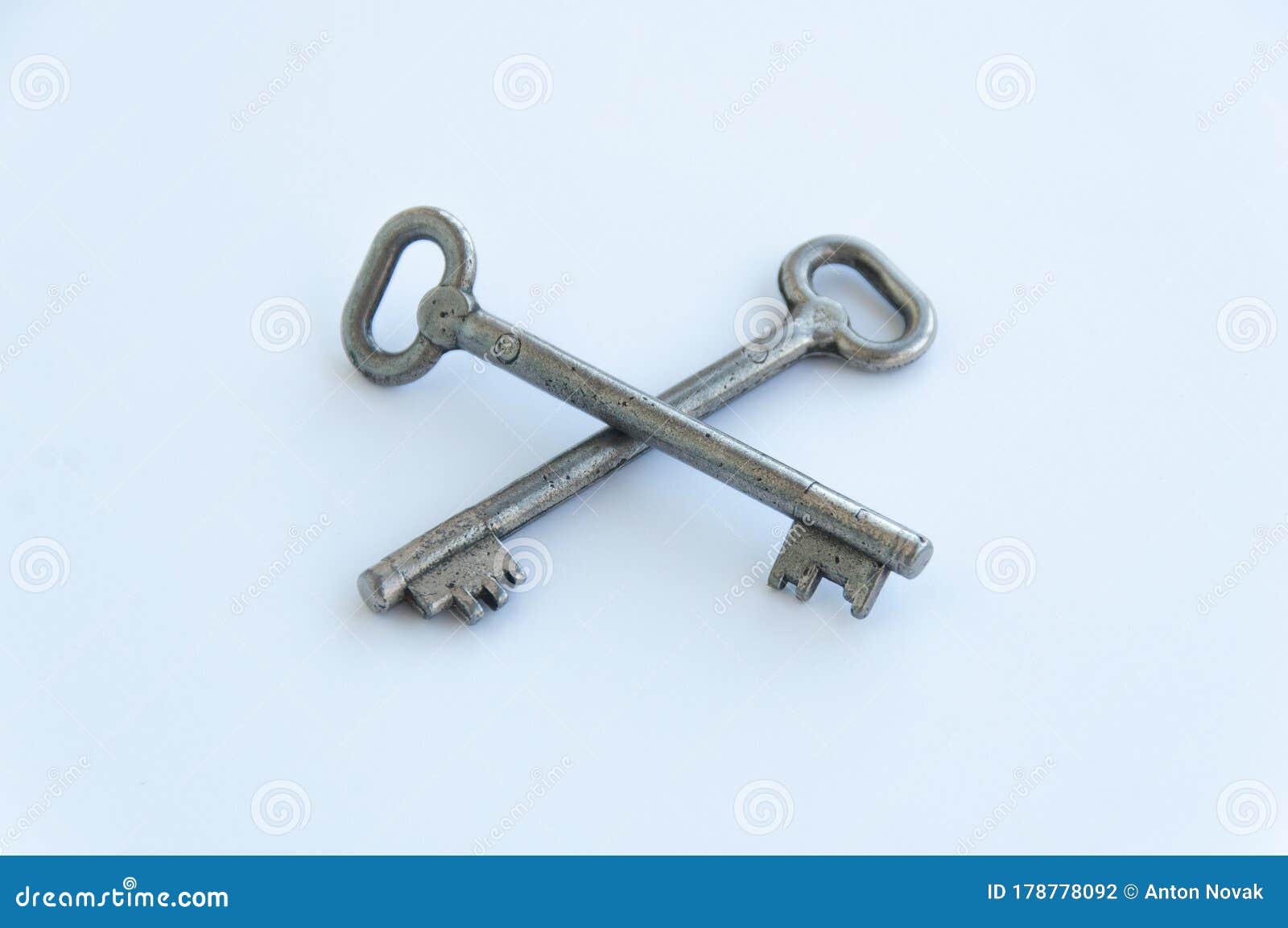 Two Crossed Retro Keys Isolated on White Background. Metal, Silver ... Two Crossed Retro Keys Isolated on White Background. Metal, Silver ...