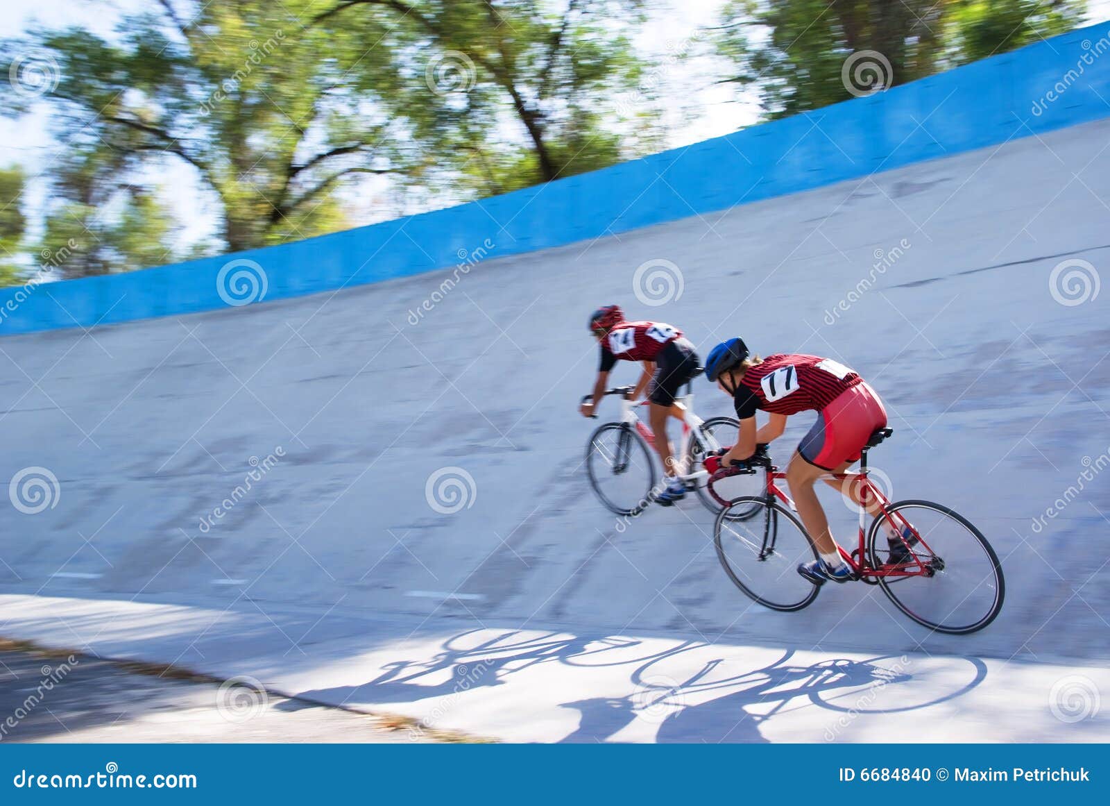 Two cyclist fast racing editorial image. Image of lifestyle - 6684840