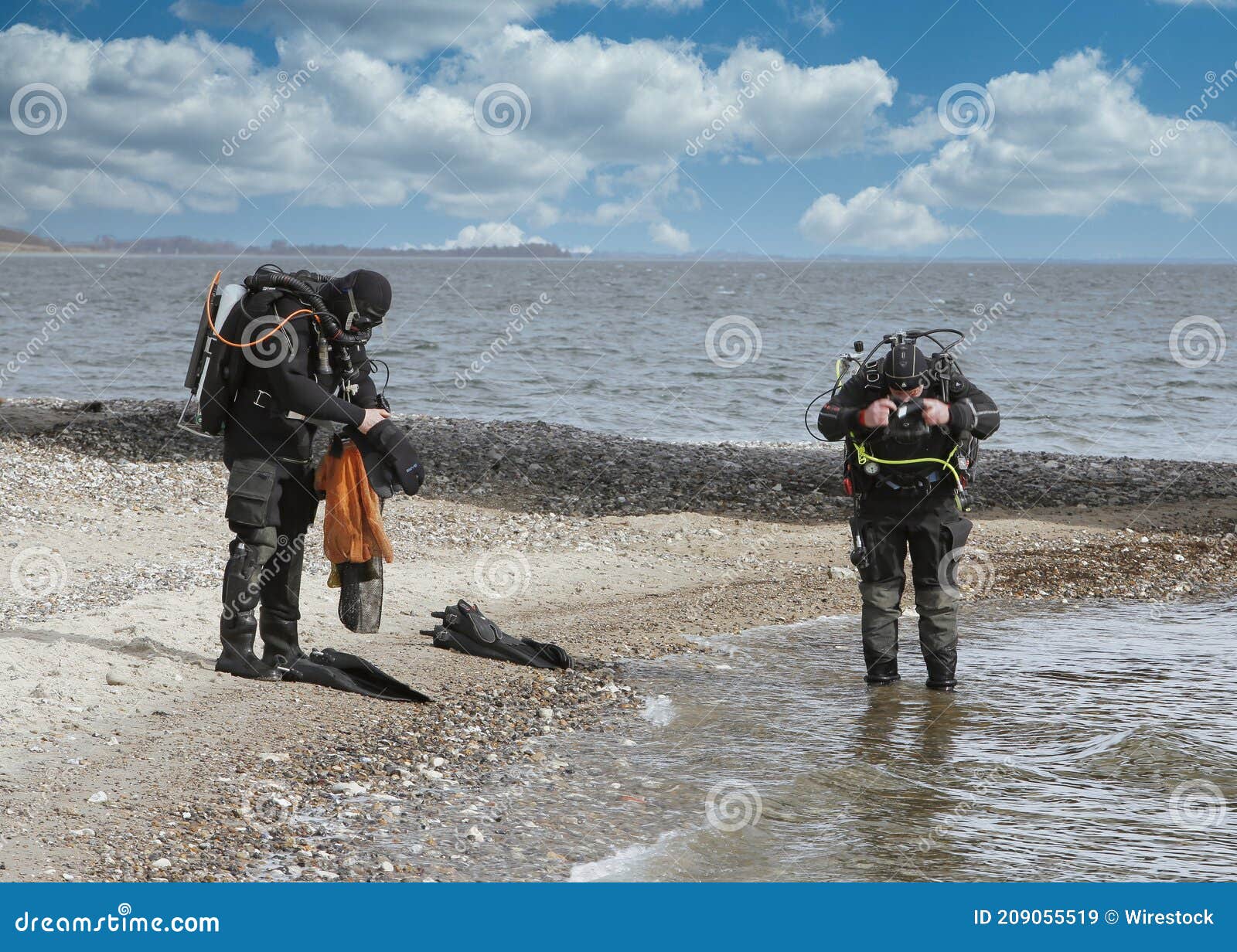 Two Divers Preparing To Dive Editorial Stock Image - Image of dykker ...