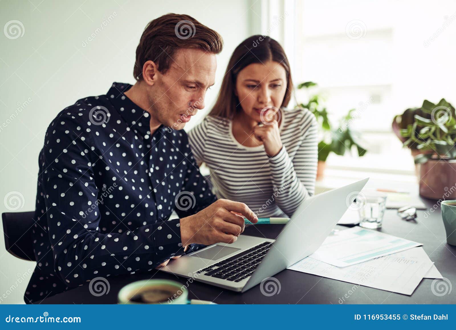Two Focused Business Colleagues Working Together at an Office De Stock ... Two Focused Business Colleagues Working Together at an Office De Stock ...