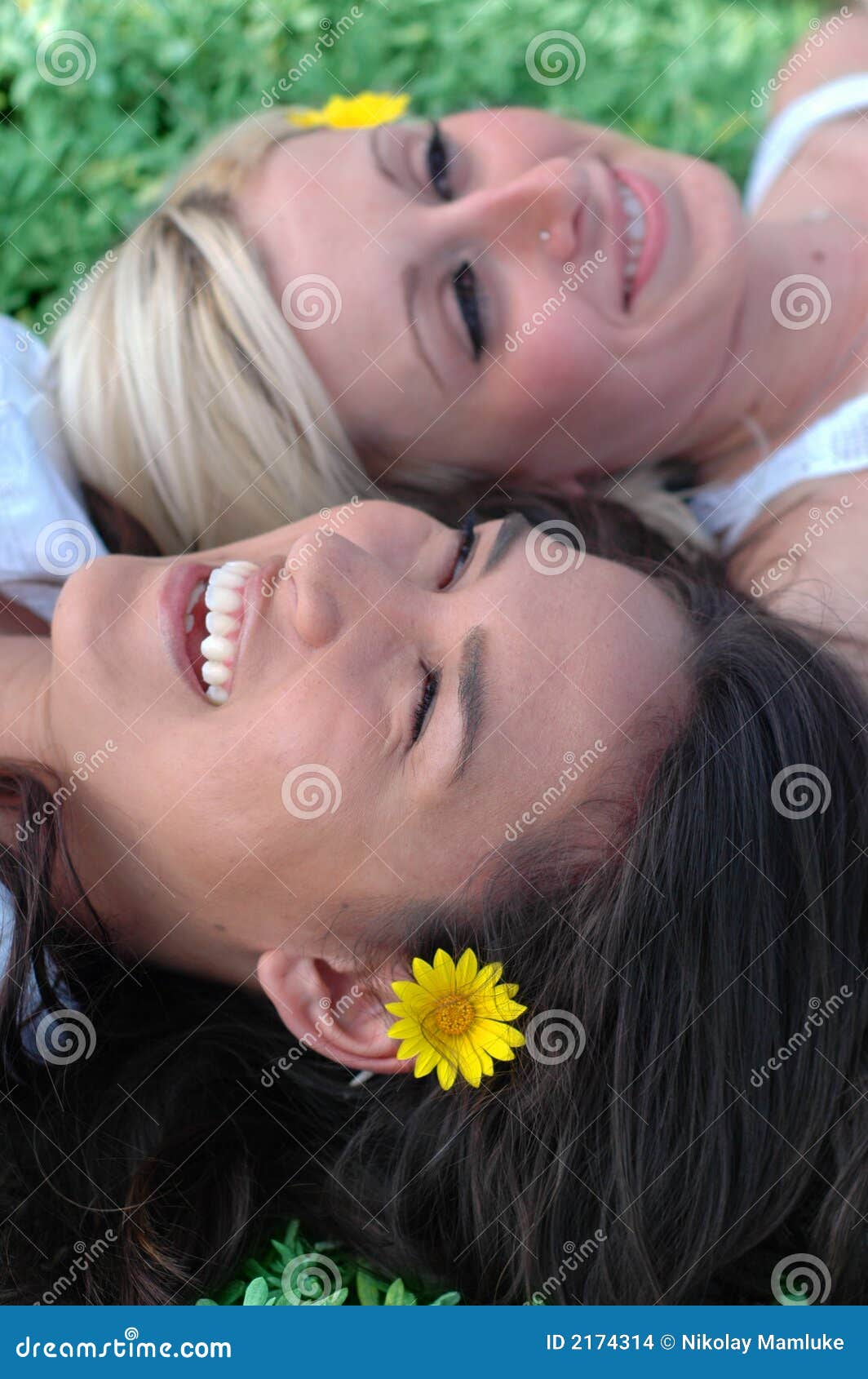 Two Friends Relaxing in the Gr Stock Photo - Image of grin, field: 2174314