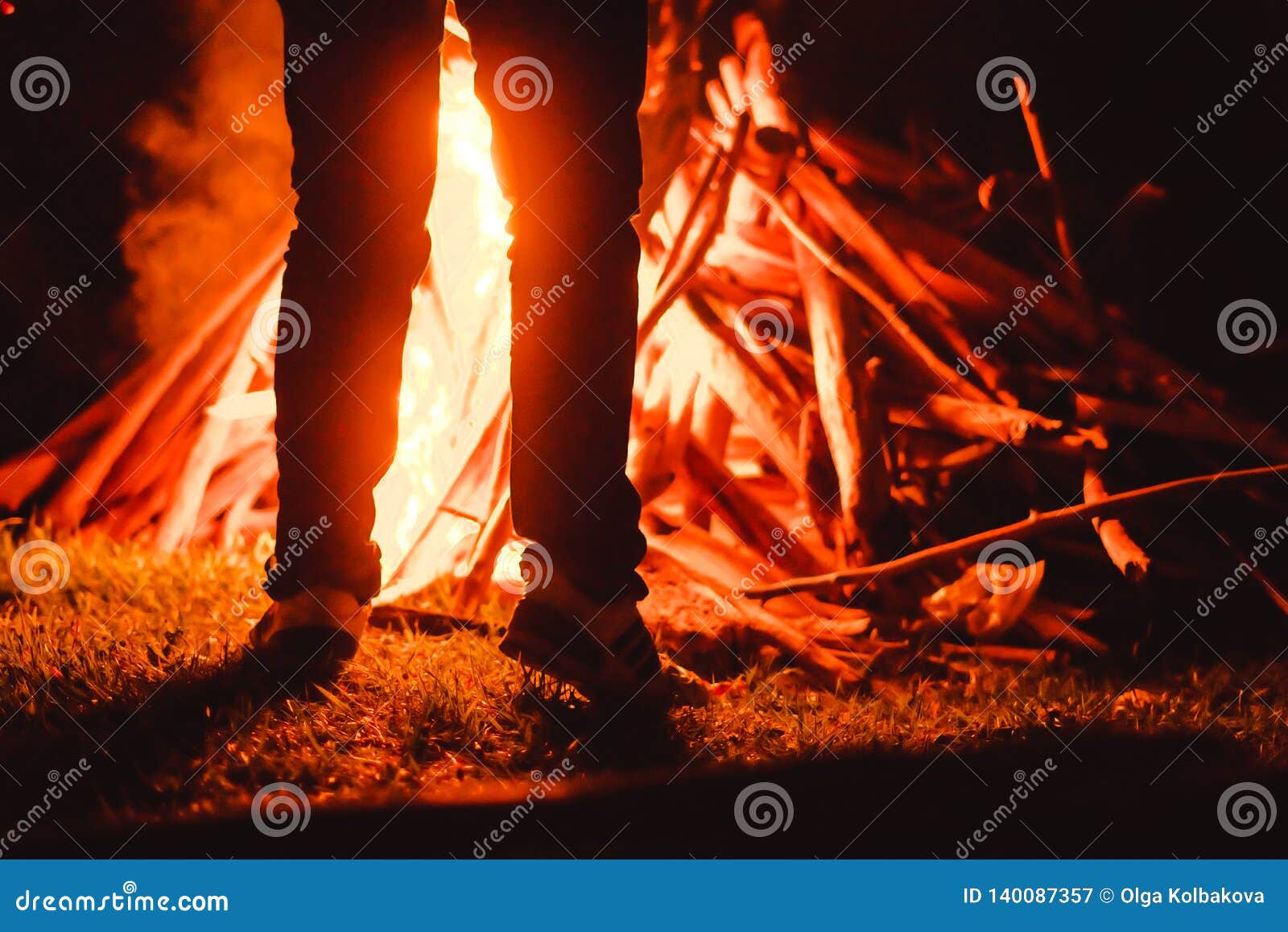 People look at the fire stock image. Image of nature - 140087357