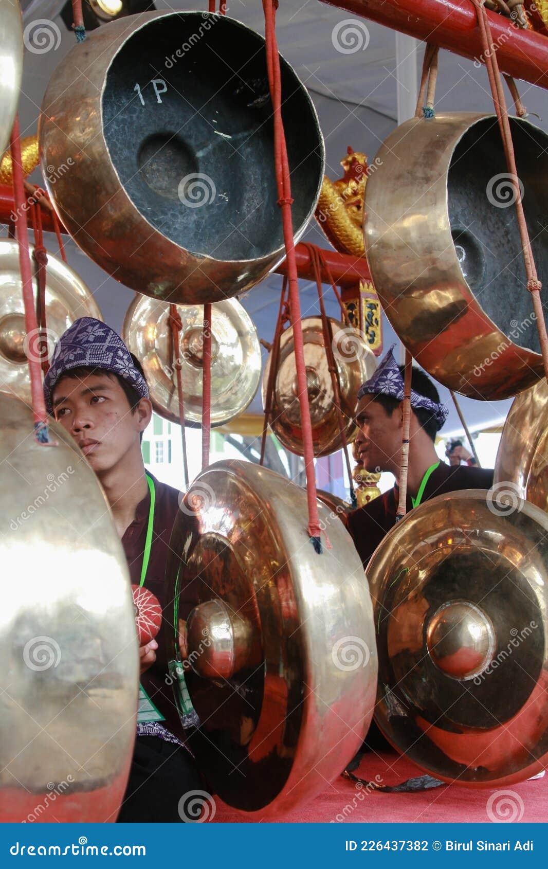 Two Gong Players editorial photography. Image of tradition - 226437382