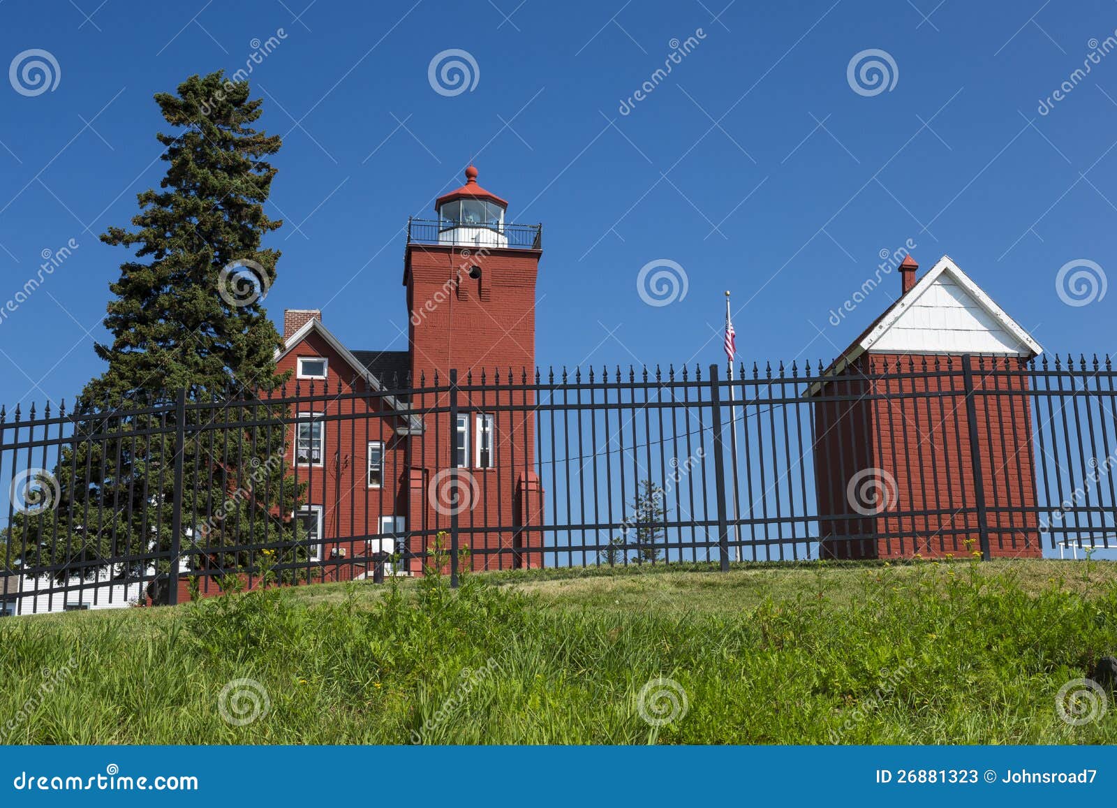 Two Harbors Lighthouse stock image. Image of ocean, architecture - 26881323