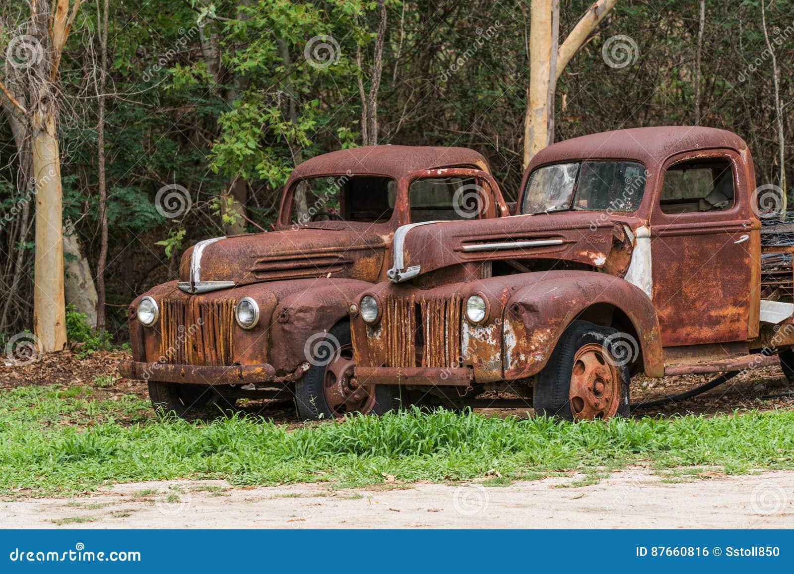 Two rusty old Ford trucks editorial photo. Image of chrome - 87660816