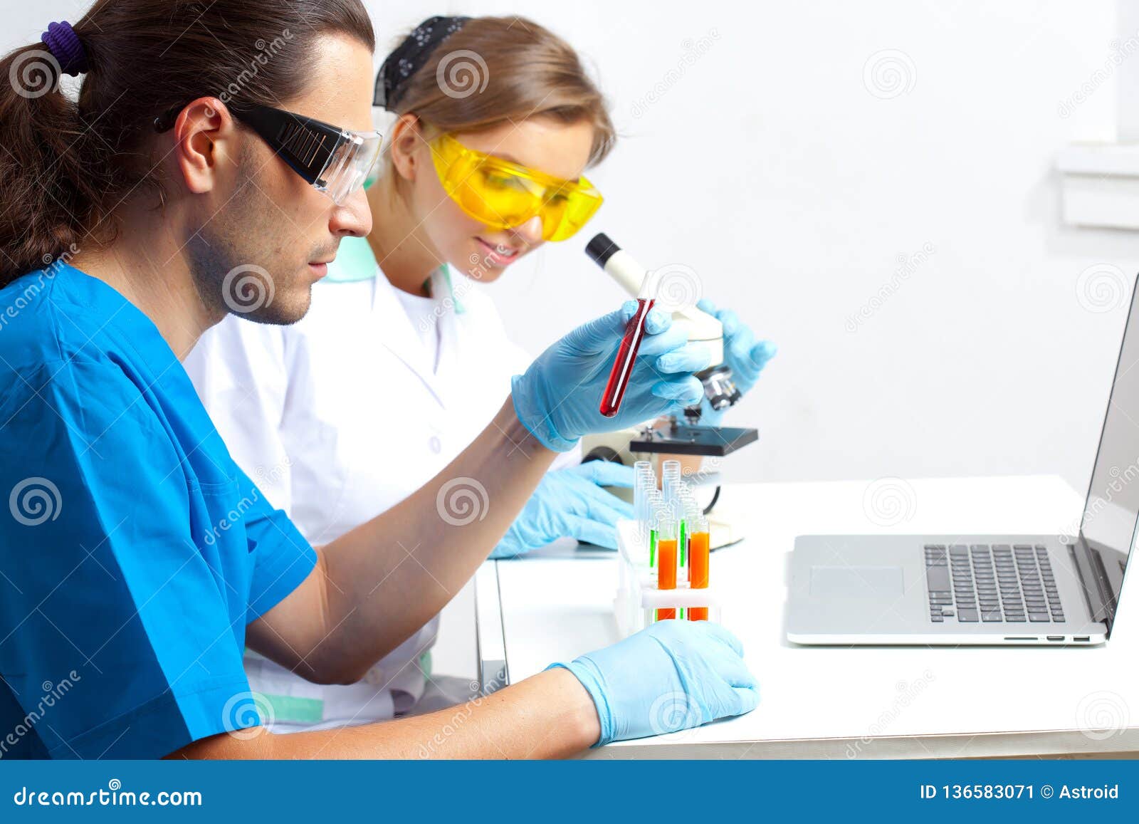 Two scientists in the lab stock image. Image of equipment - 136583071