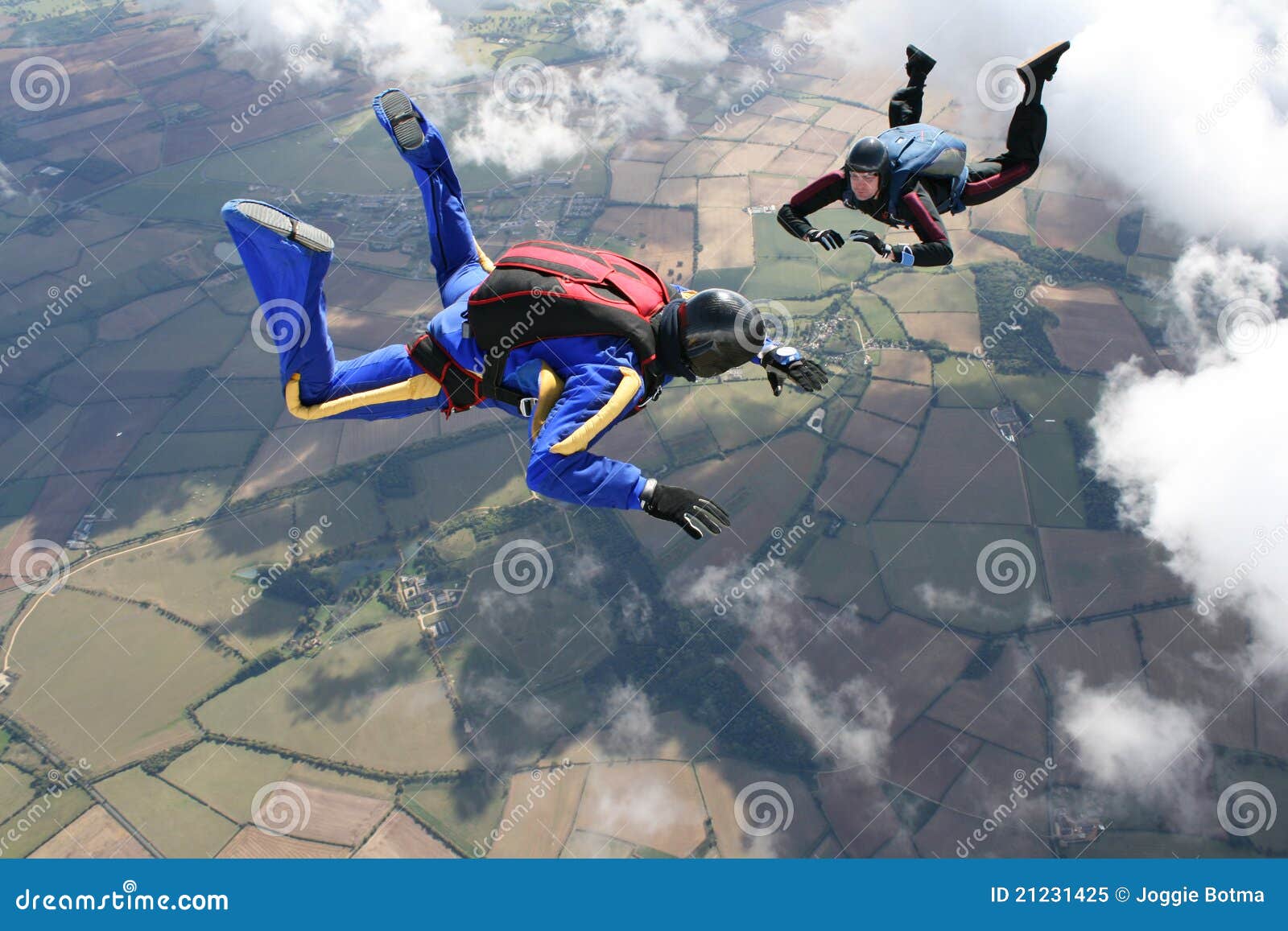 Two skydivers in freefall stock image. Image of freefalling - 21231425