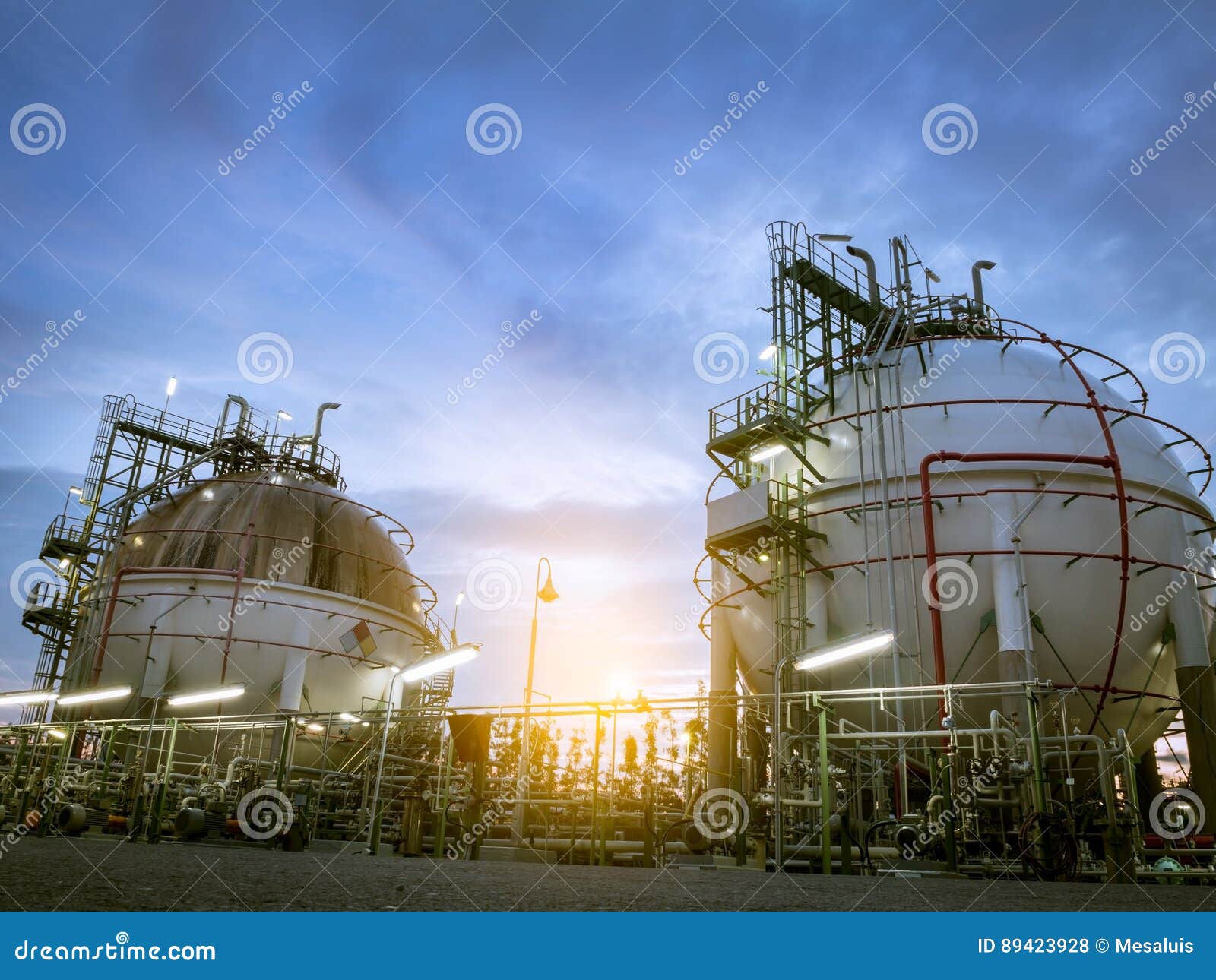 Sphere Gas Storage Tank And Column Tower In Oil Refinery Plant. Stock ...