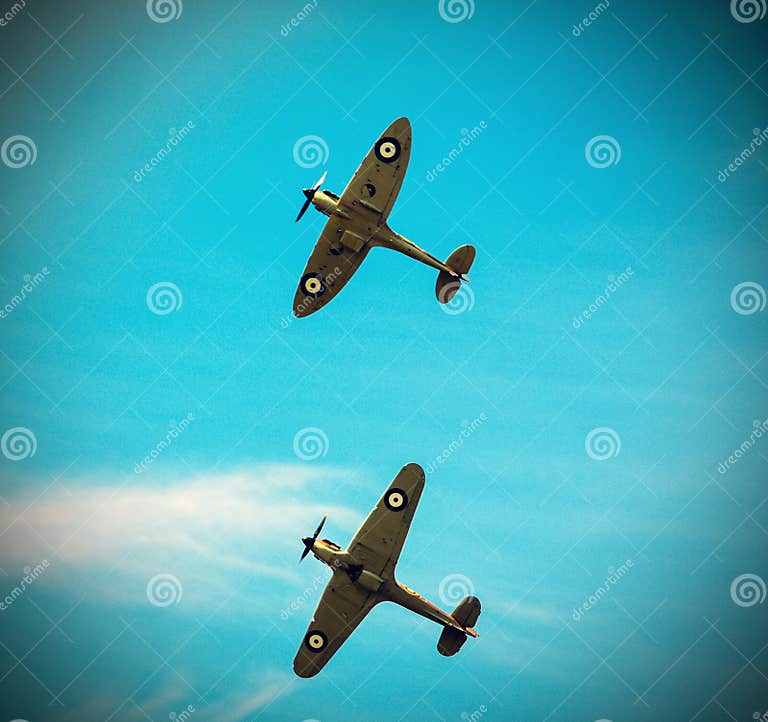 Two Spitfires Flying in Formation Stock Image - Image of landmark, prop ...