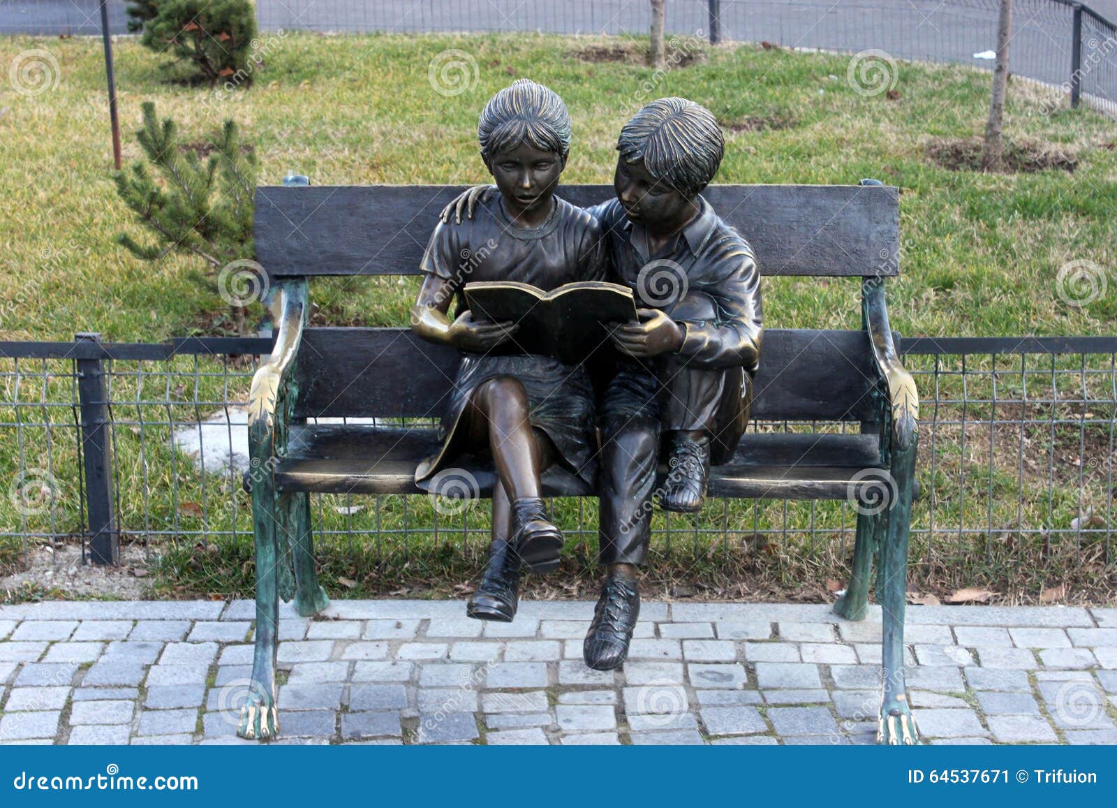 Two Statuettes, Standing Reading on a Park Bench Editorial Photo ...