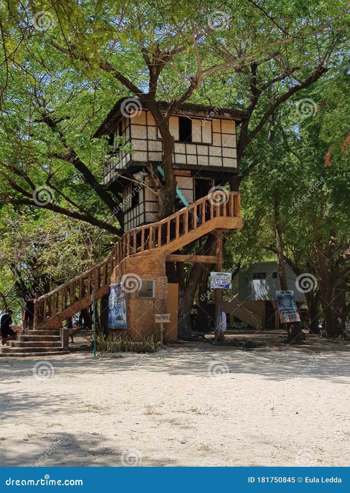 Two Story Summer Tree House Editorial Image - Image of story, summer ...