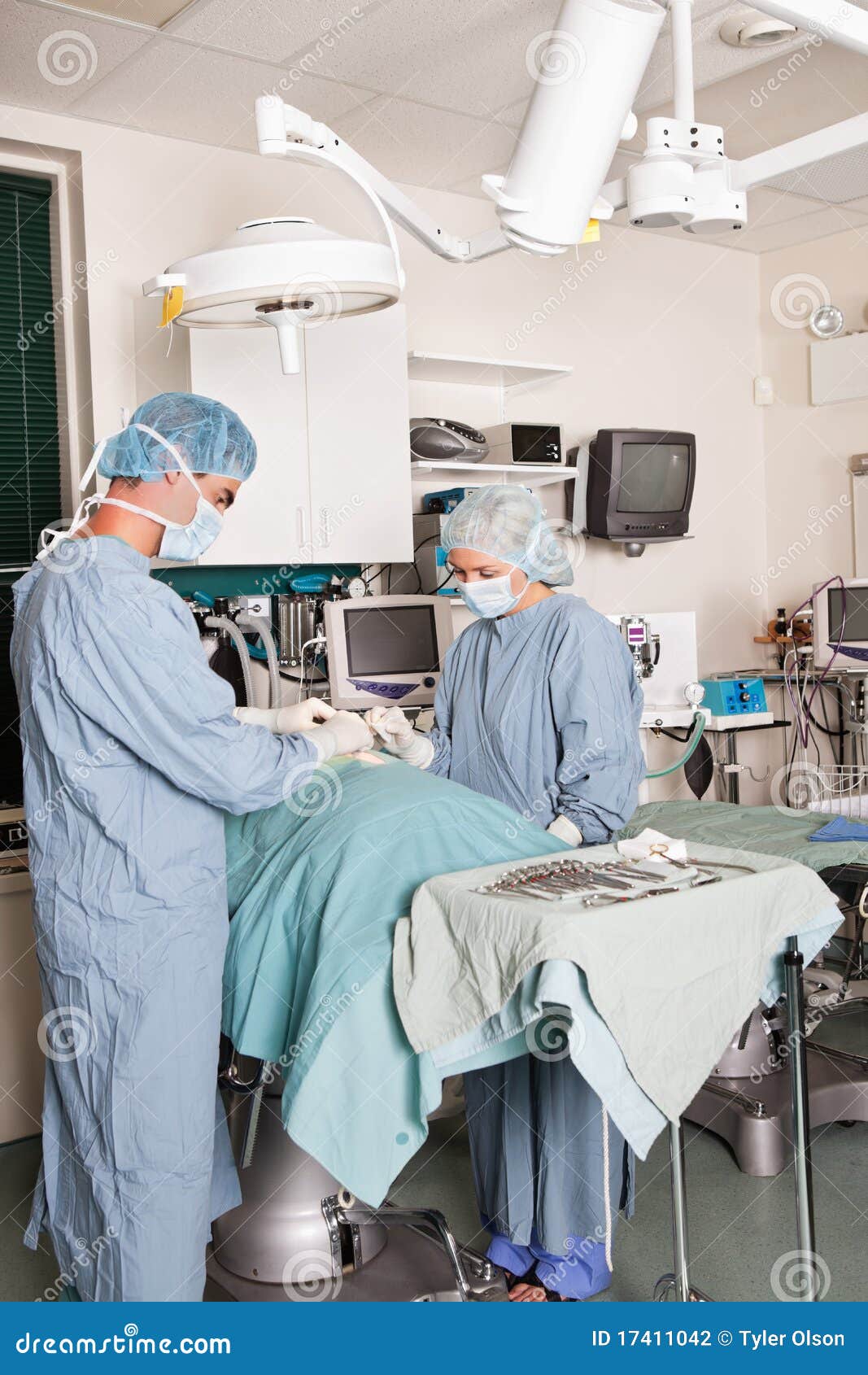 Two Surgeons Performing Operation Stock Photo - Image of surgeon, skill ...