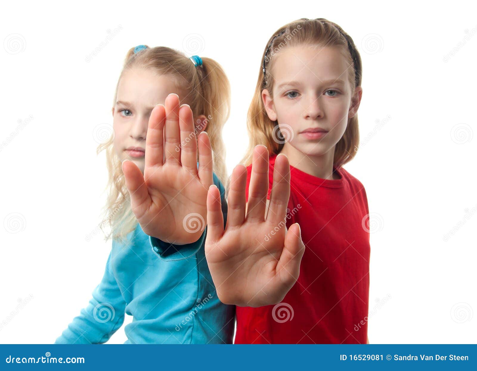 Twogirls Que Hace La Muestra De La Parada Con La Mano Imagen De Archivo