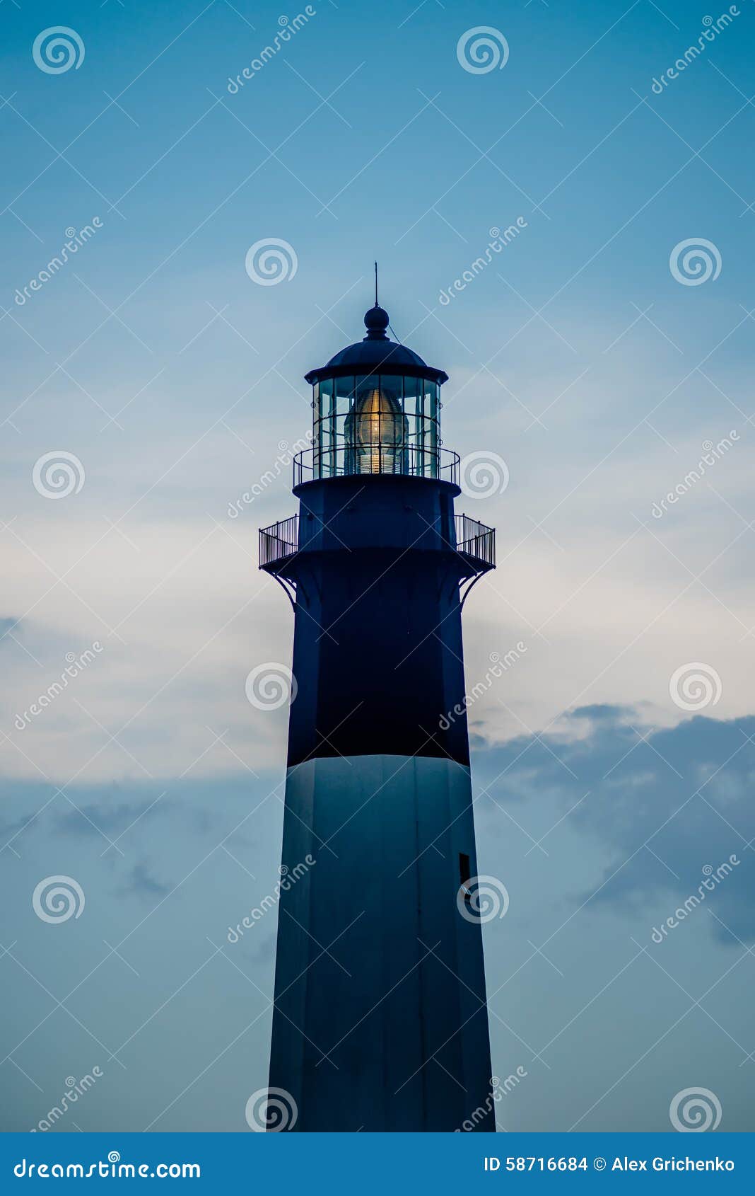 Tybee Island Light Con El Acercamiento De La Tormenta Foto de archivo ...