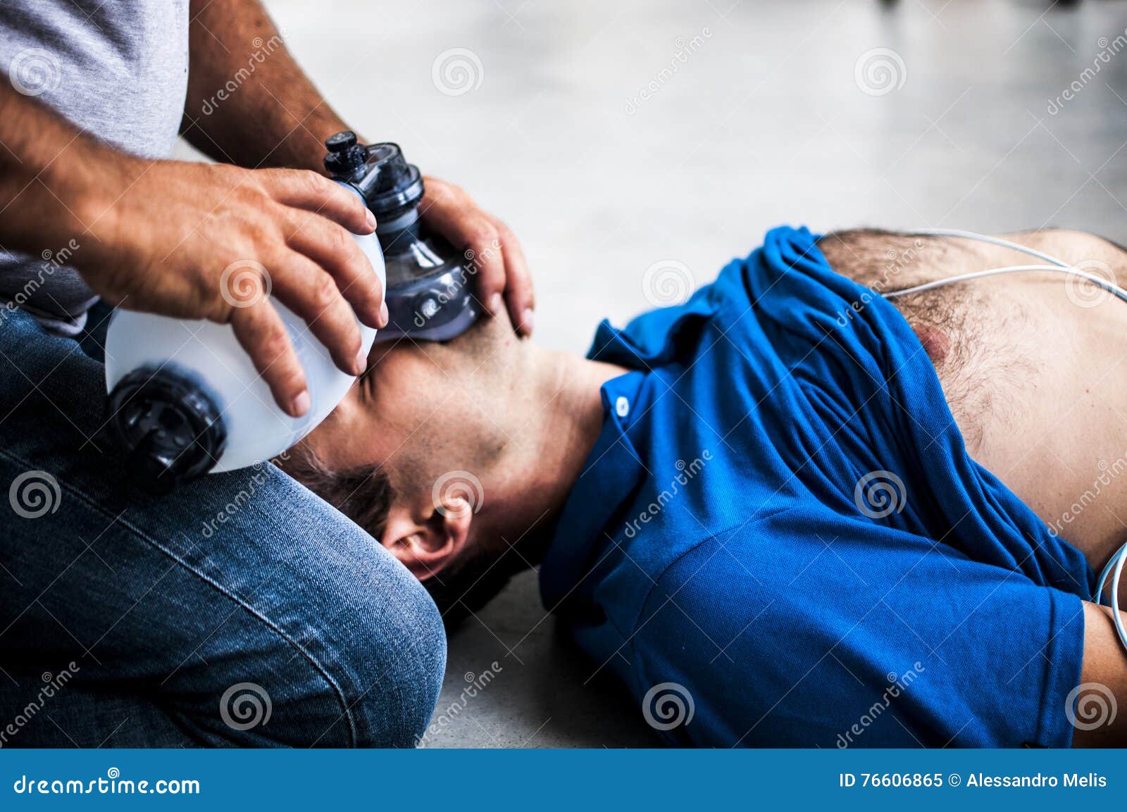 Type Aidant Un Homme Inconscient Image stock - Image du sauvetage, type ...