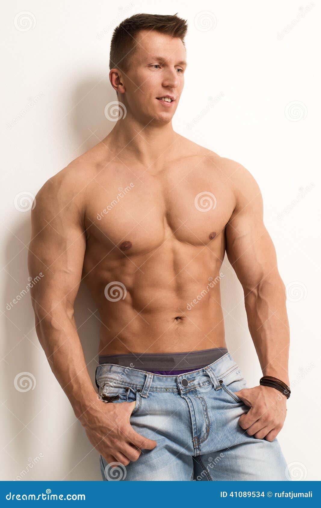 Type Beau Avec Le Corps Parfait Photo stock - Image du fond, beau: 41089534