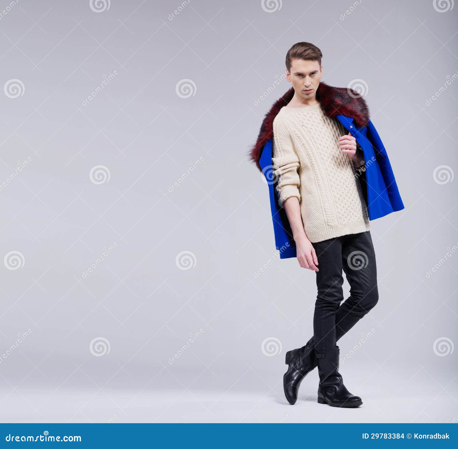 Homme Mince Sérieux Dans La Pose Naturelle Photo stock - Image du ...