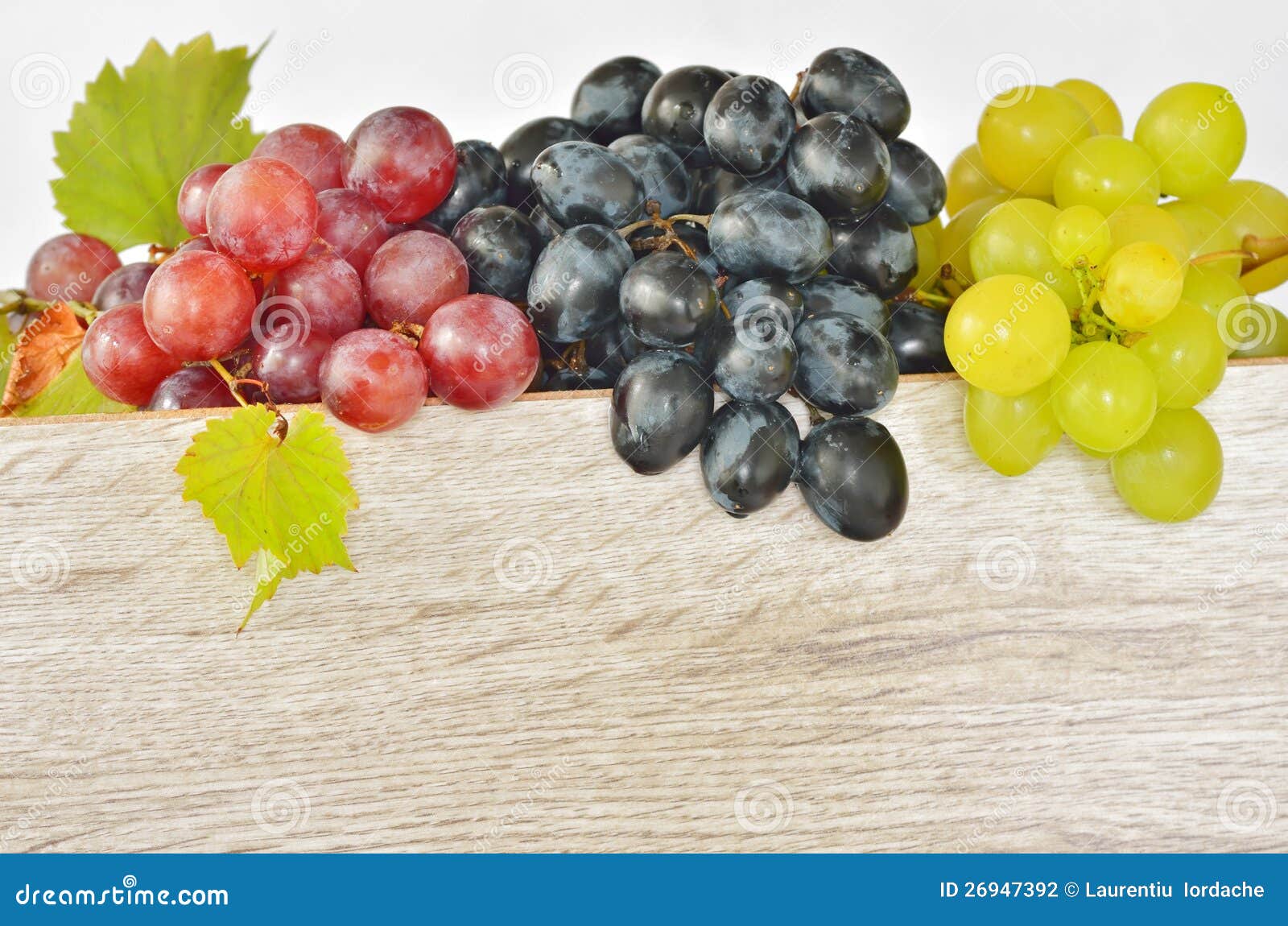 Types De Raisins Sur Le Bois Photo stock - Image du différent, frais ...