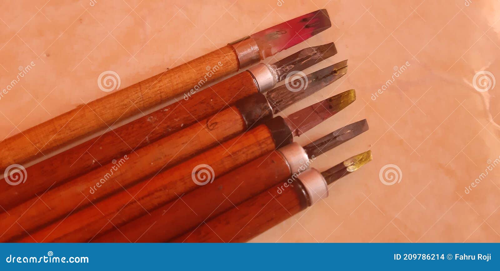 Types De Stylos De Calligraphie Photo stock - Image du métal, brun ...