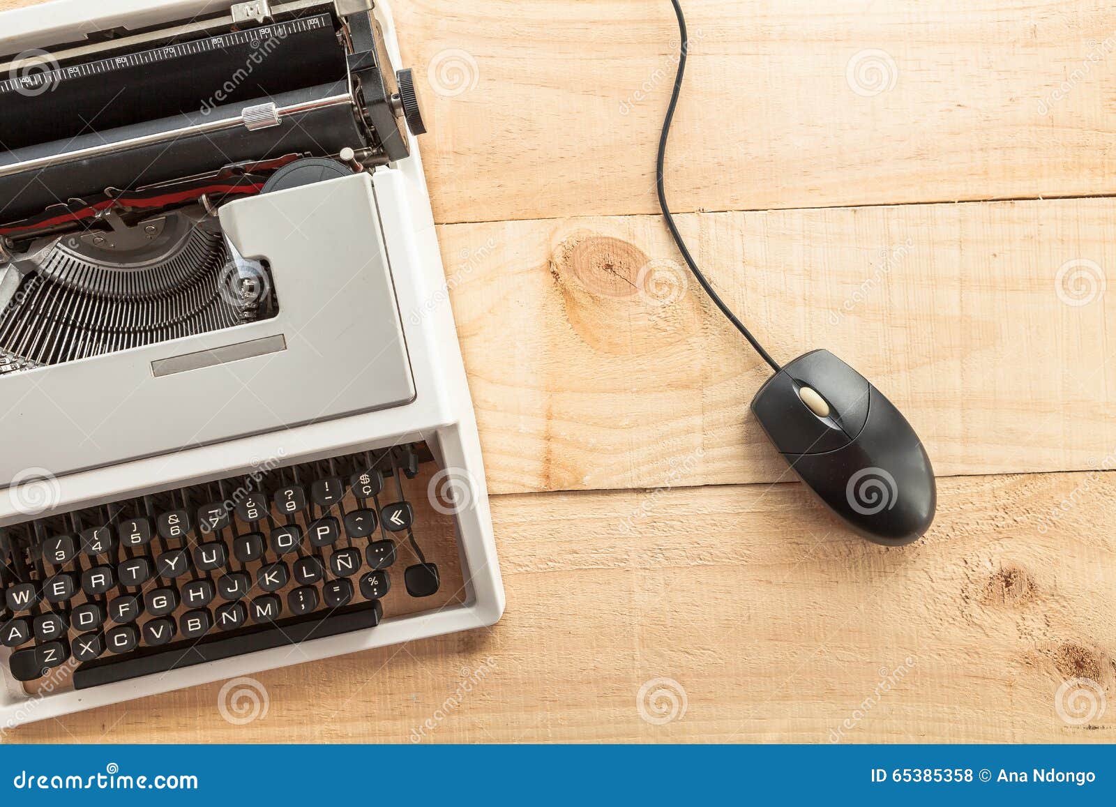 The typewriter and mouse stock photo. Image of anacronism - 65385358