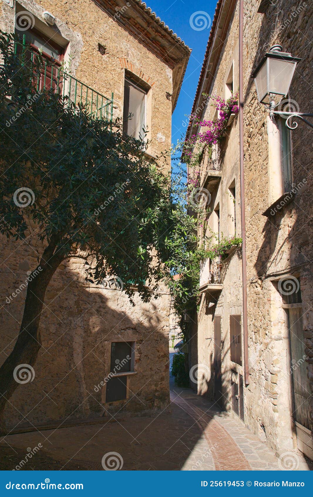 Typical Alley in Southern Italy Stock Image - Image of wall ...