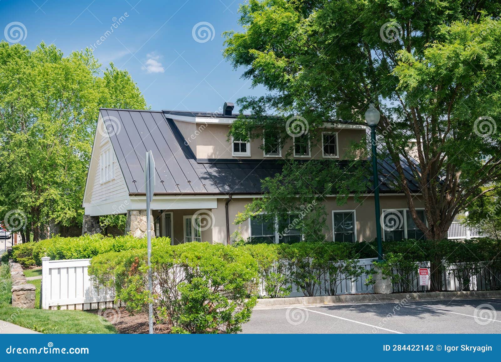 Typical American Two-story Residential Building Editorial Photography ...