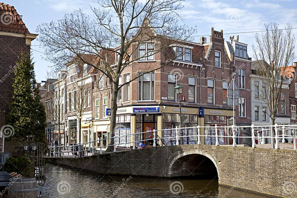 Delft canals editorial stock image. Image of dutch, centre - 30274129