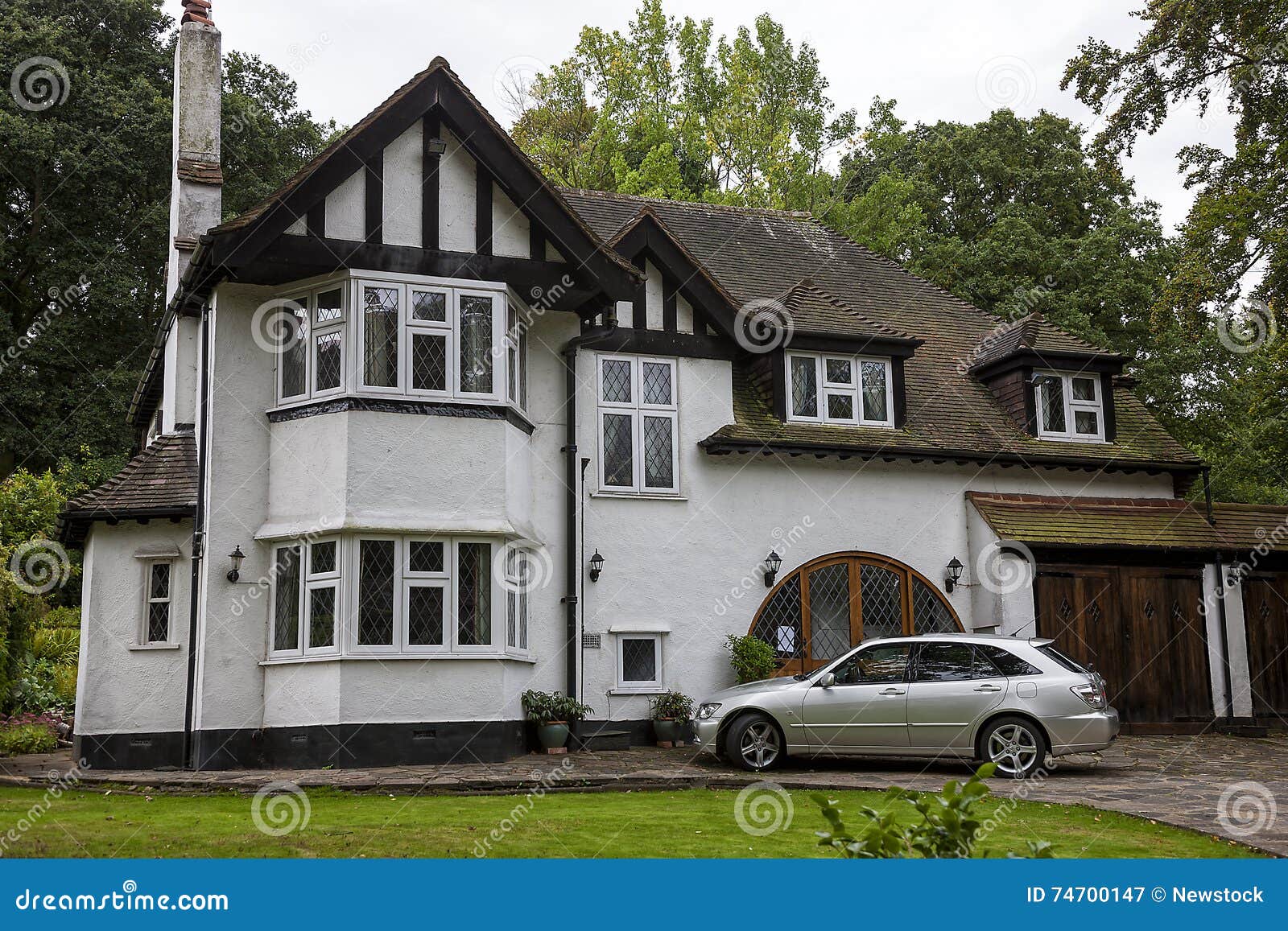 Typical english home editorial photography. Image of building - 74700147