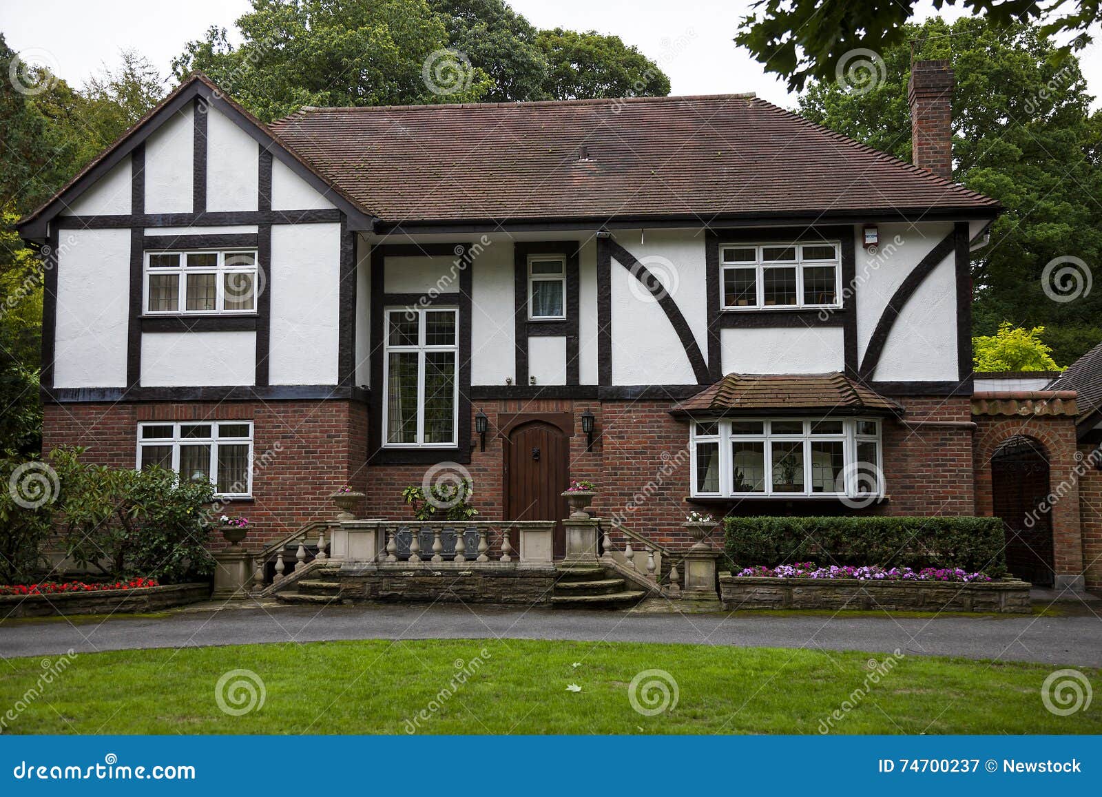 Typical english home stock image. Image of city, lamp - 74700237