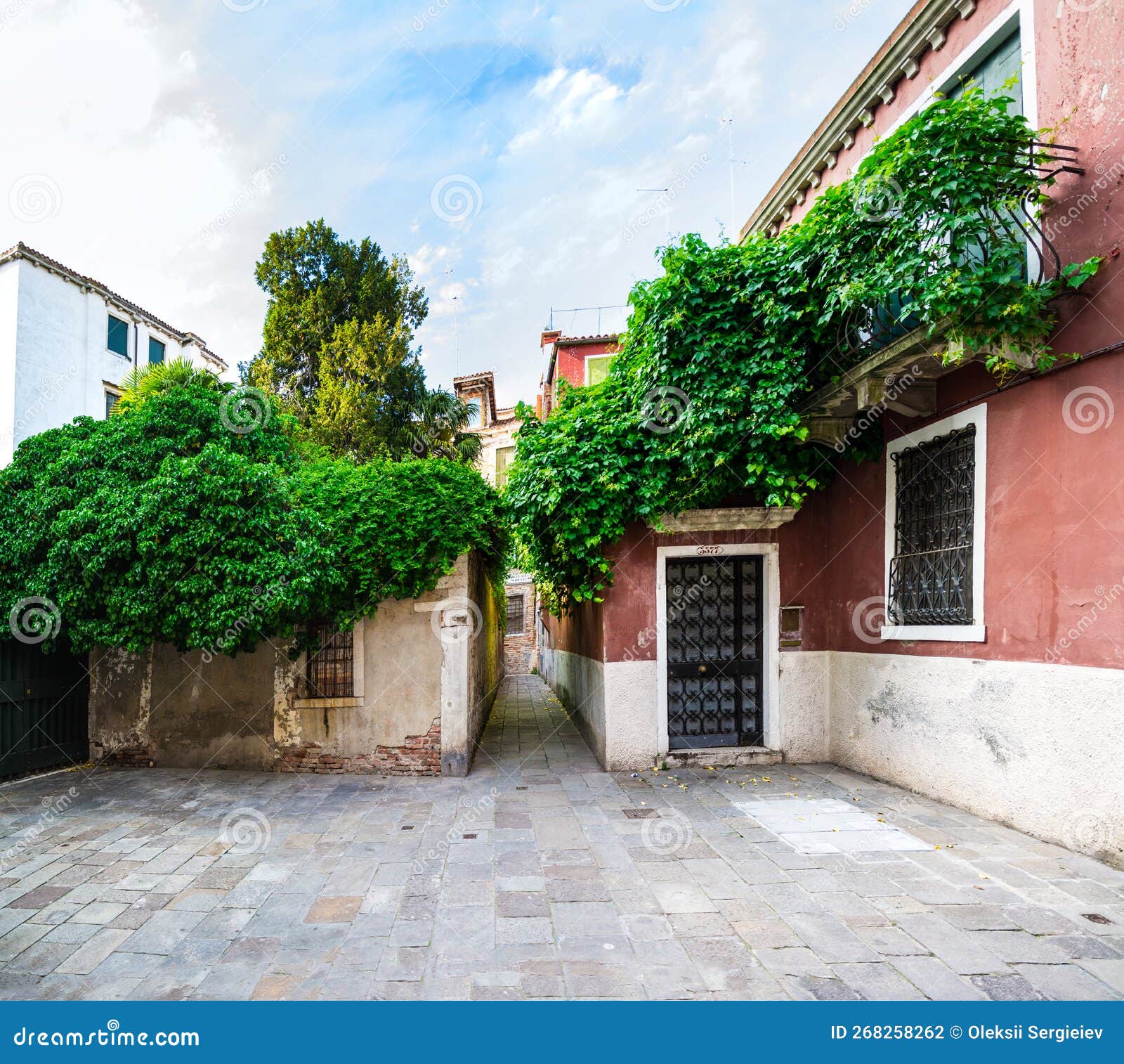 Typical Old Courtyard in Venice Editorial Photography - Image of ...