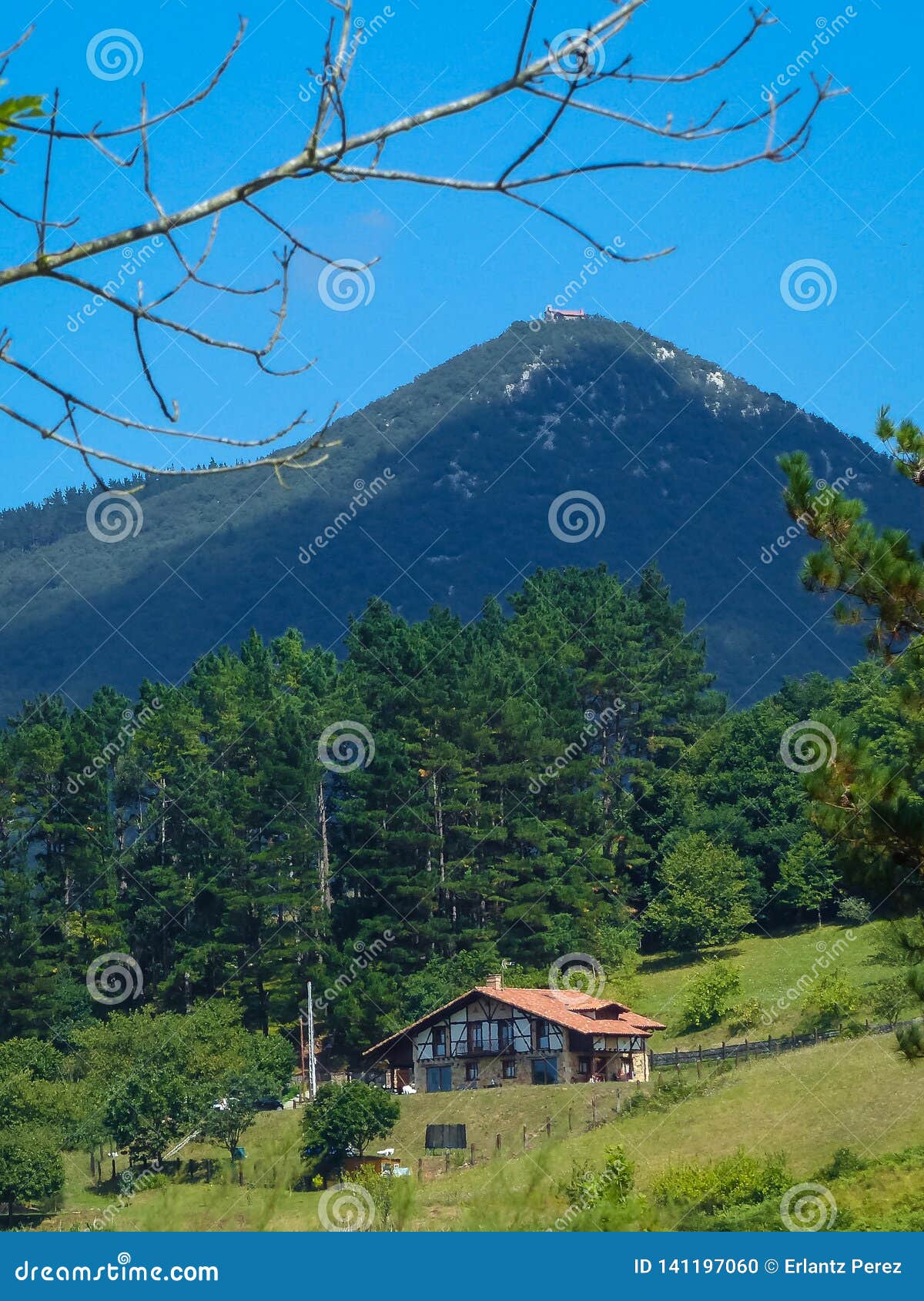 Typisch Baskisch Landschap in De Biosfeerreserve Van Urdaibai, Huis ...