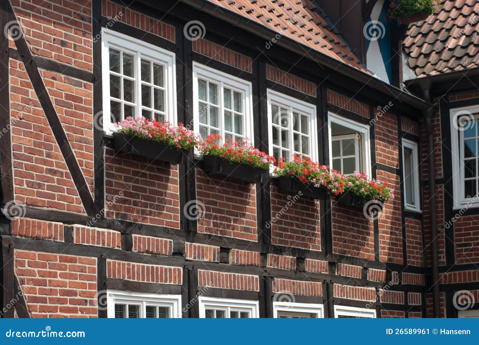 Typisch Duits huis stock afbeelding. Image of geranium - 26589961