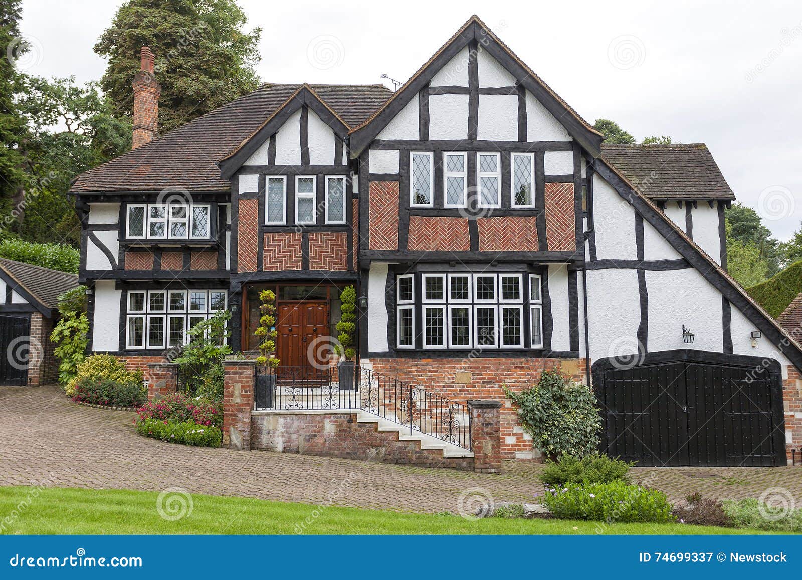 Typisch Engels huis stock afbeelding. Image of niemand - 74699337