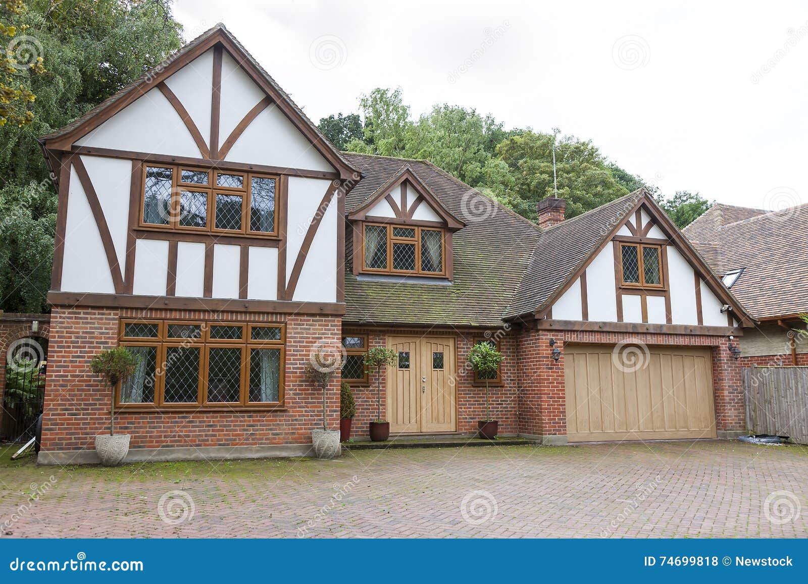 Typisch Engels huis stock foto. Image of typisch, ontwikkeling - 74699818