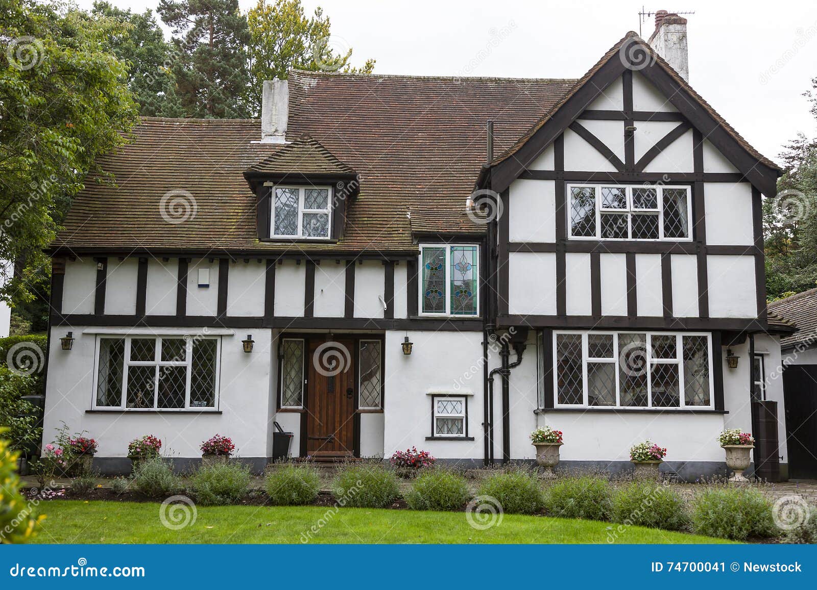 Typisch Engels huis stock afbeelding. Image of ontwikkeling - 74700041