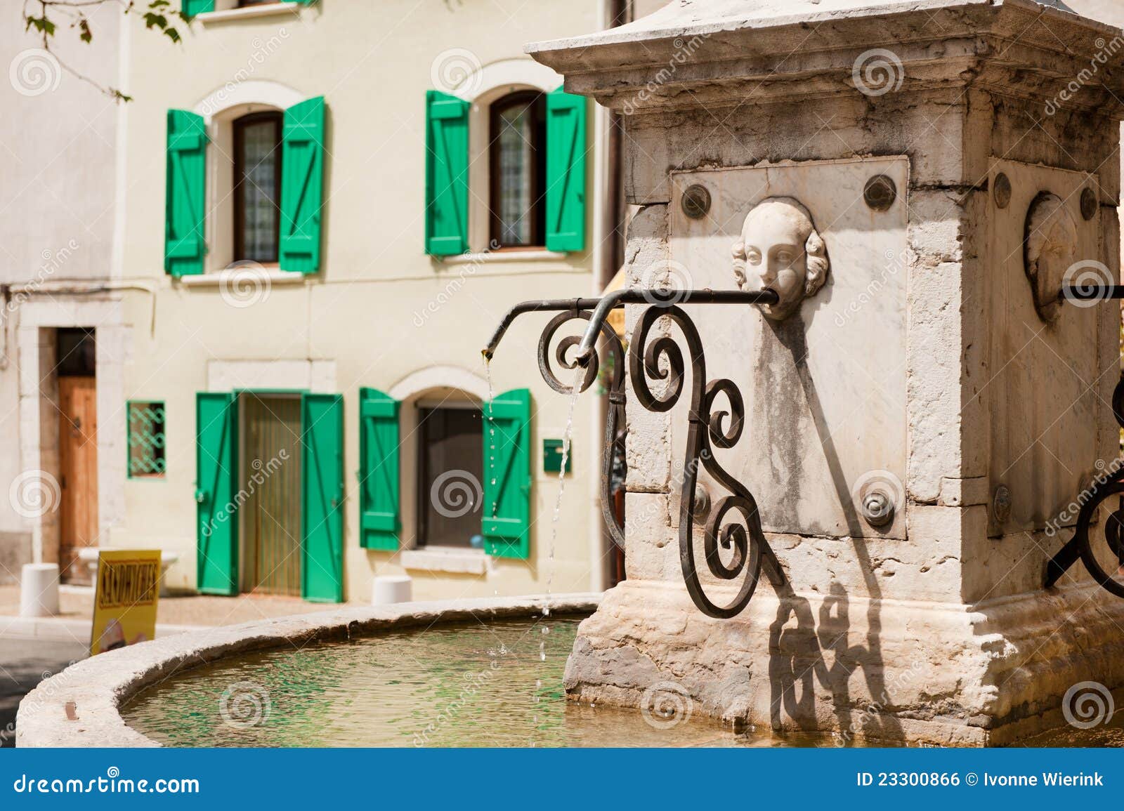 Typisch Frans Dorp Met Fontein Stock Foto - Image of bewijs, frans ...