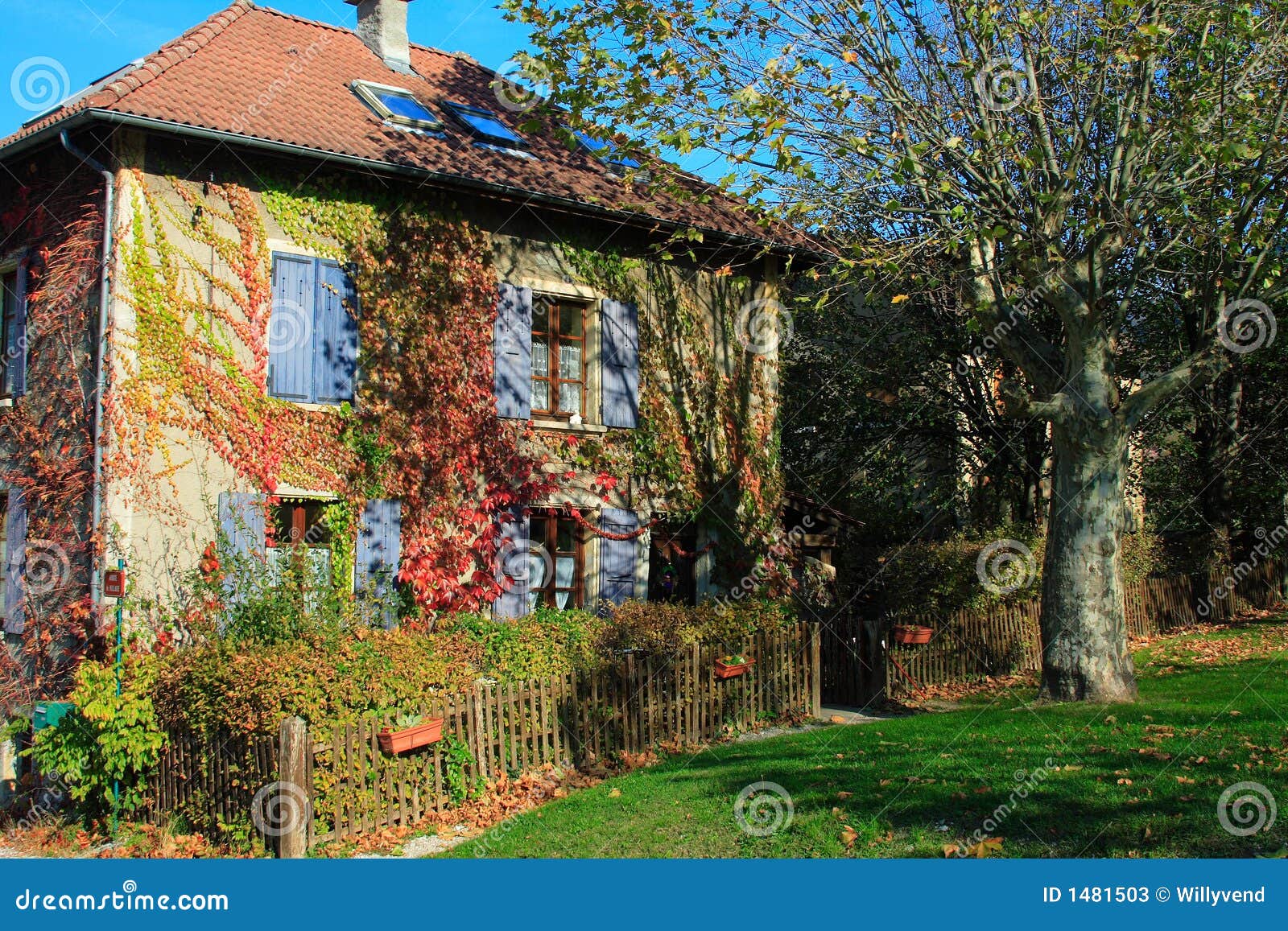 Typisch Frans huis stock afbeelding. Image of landelijk - 1481503