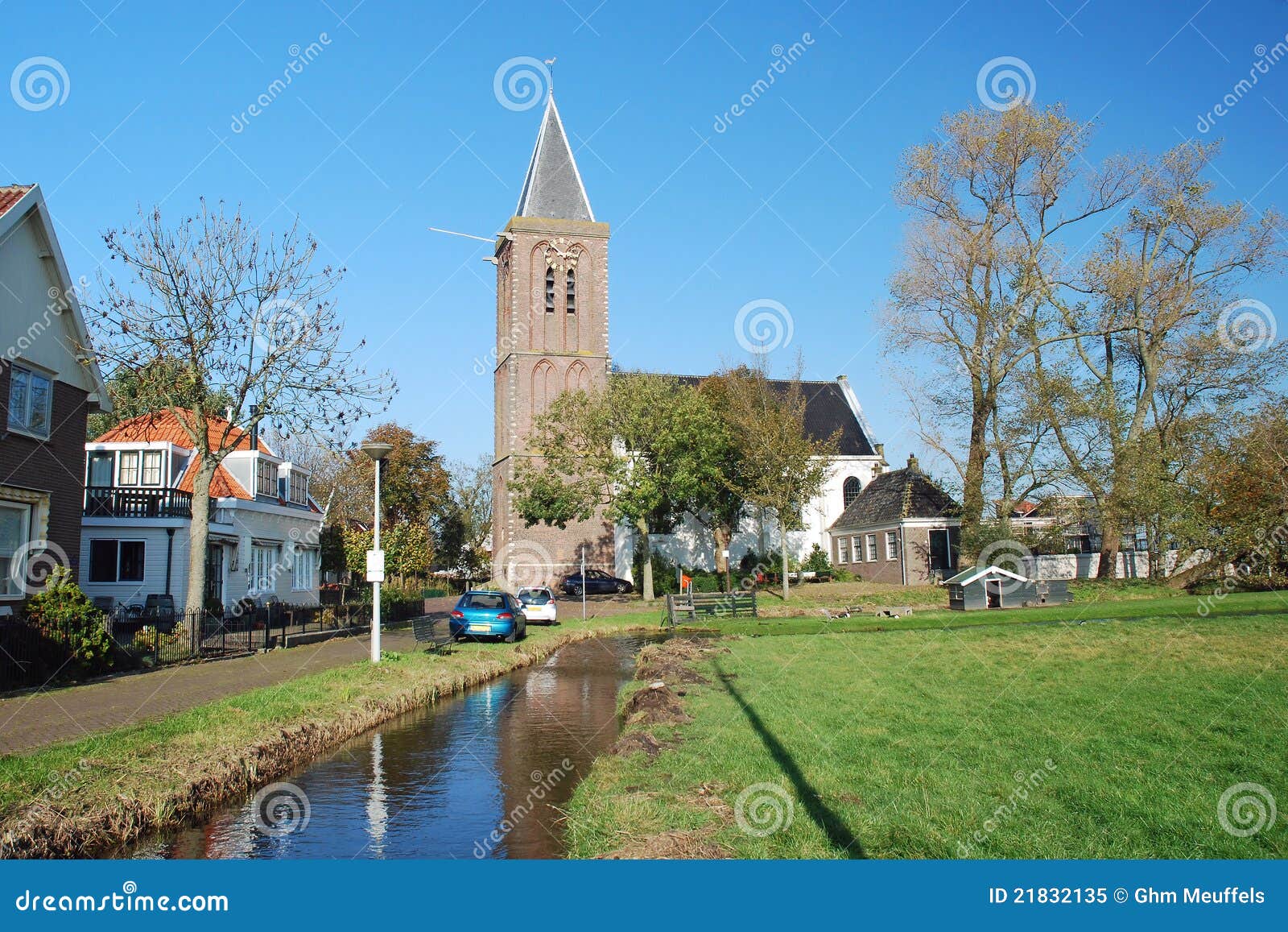 Typisch Nederlands Dorp Met Kerk - Blokhuizen Royalty-vrije Stock Foto ...