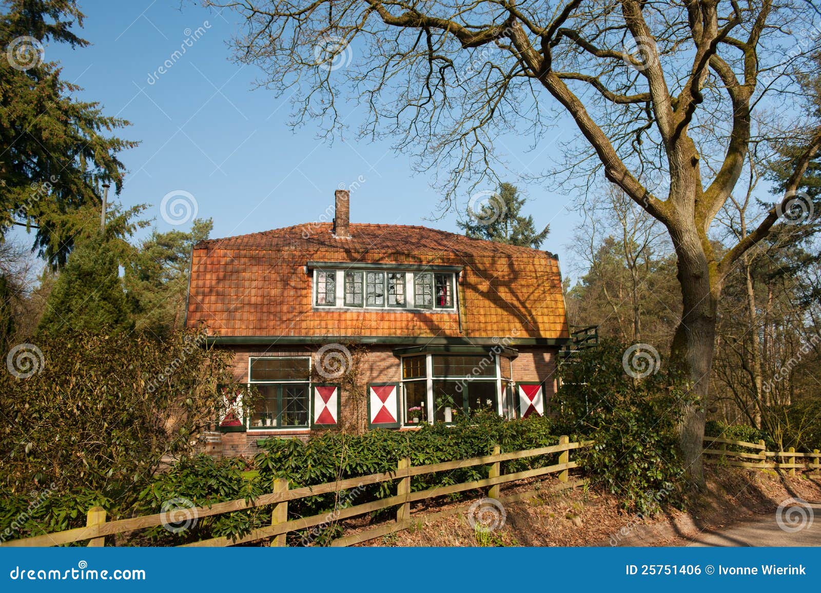 Typisch Nederlands huis stock foto. Image of buitenkant - 25751406