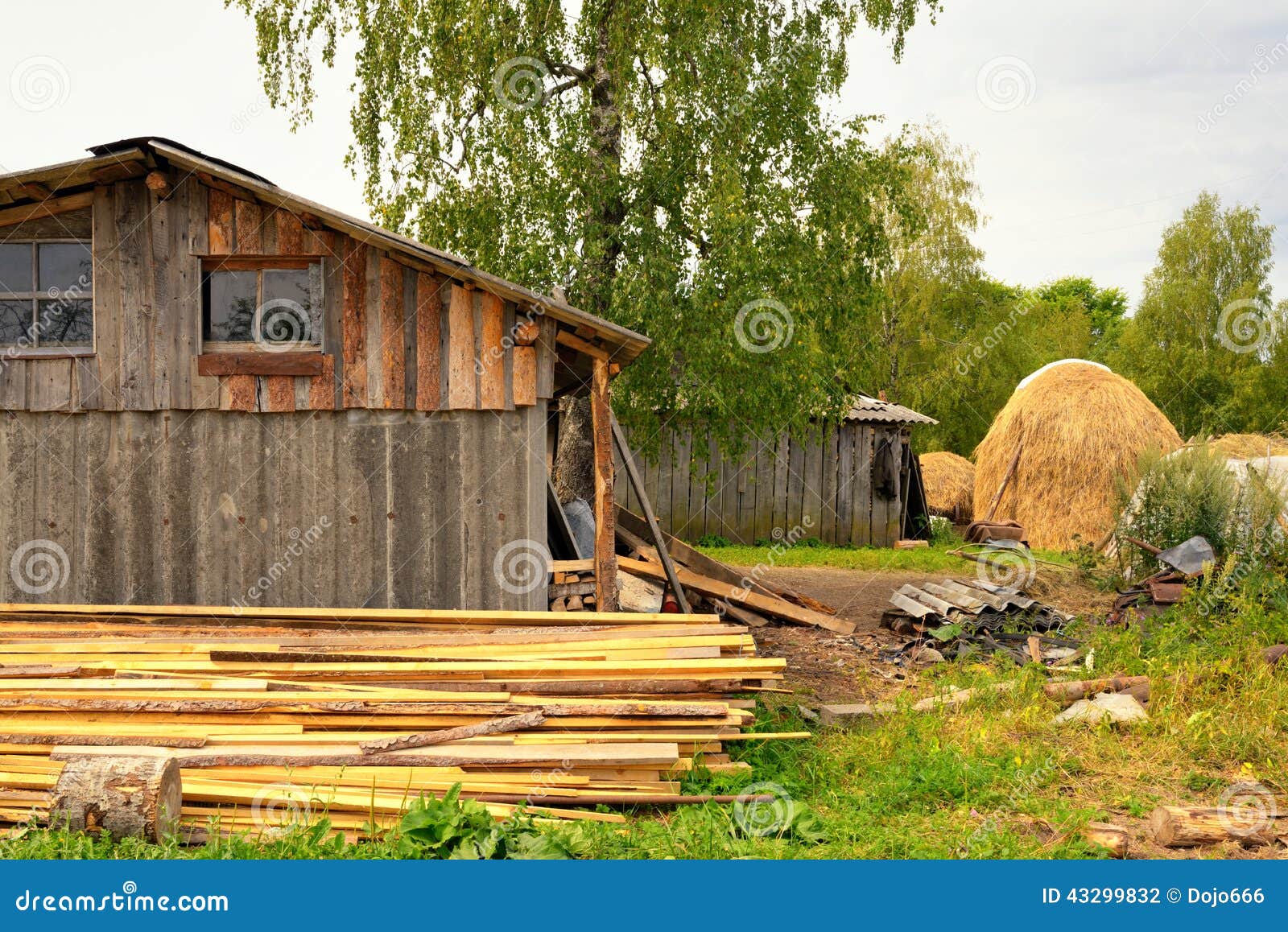 Typisch Russisch Dorpshuis in Het Platteland Stock Foto - Image of ...