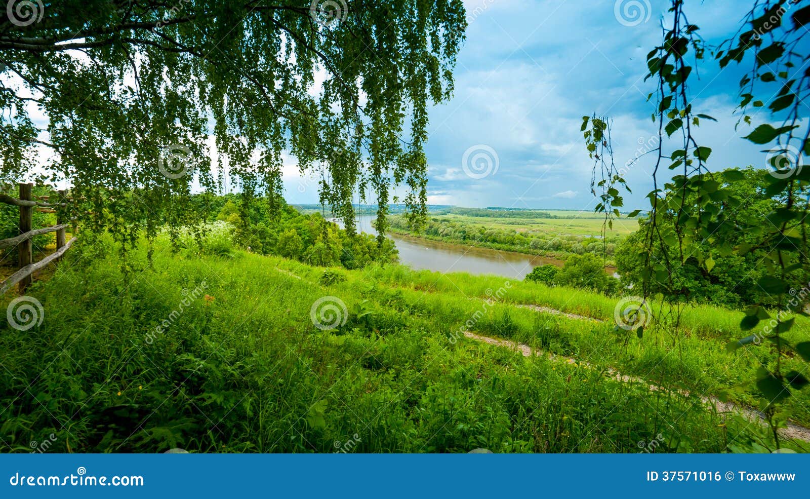 Typisch Russisch landschap stock foto. Image of rivier - 37571016