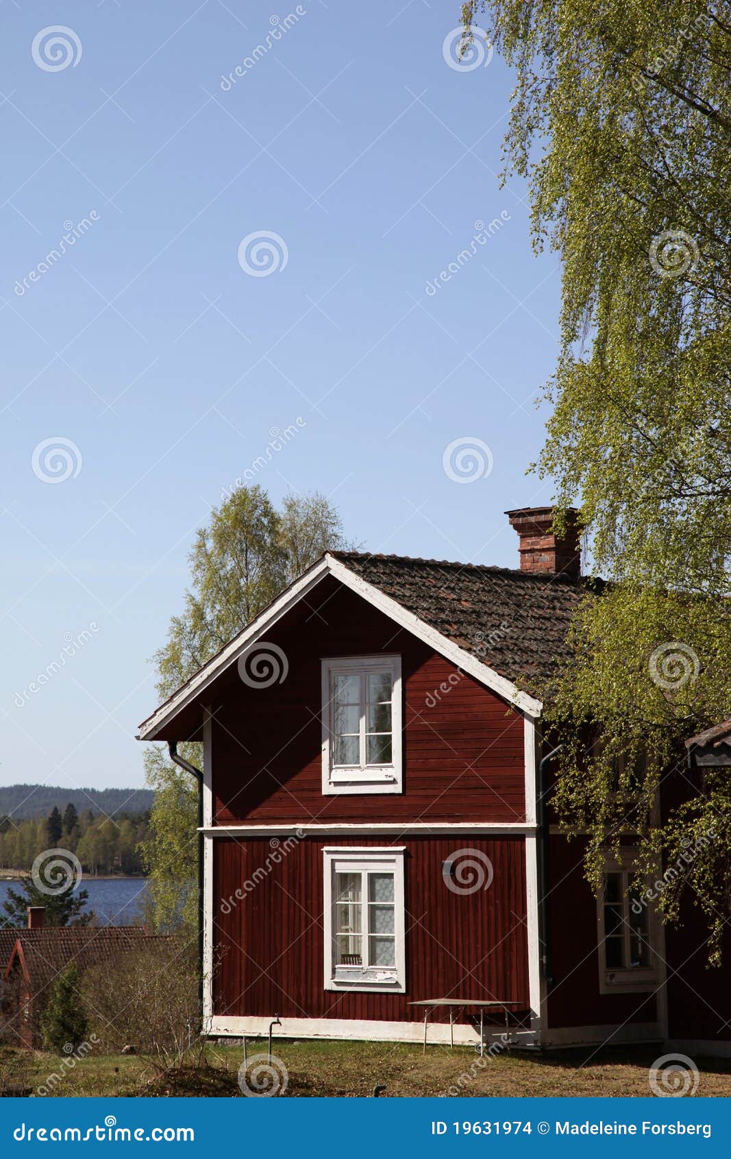 Typisch Zweeds Rood Plattelandshuisje Stock Foto - Image of mening ...