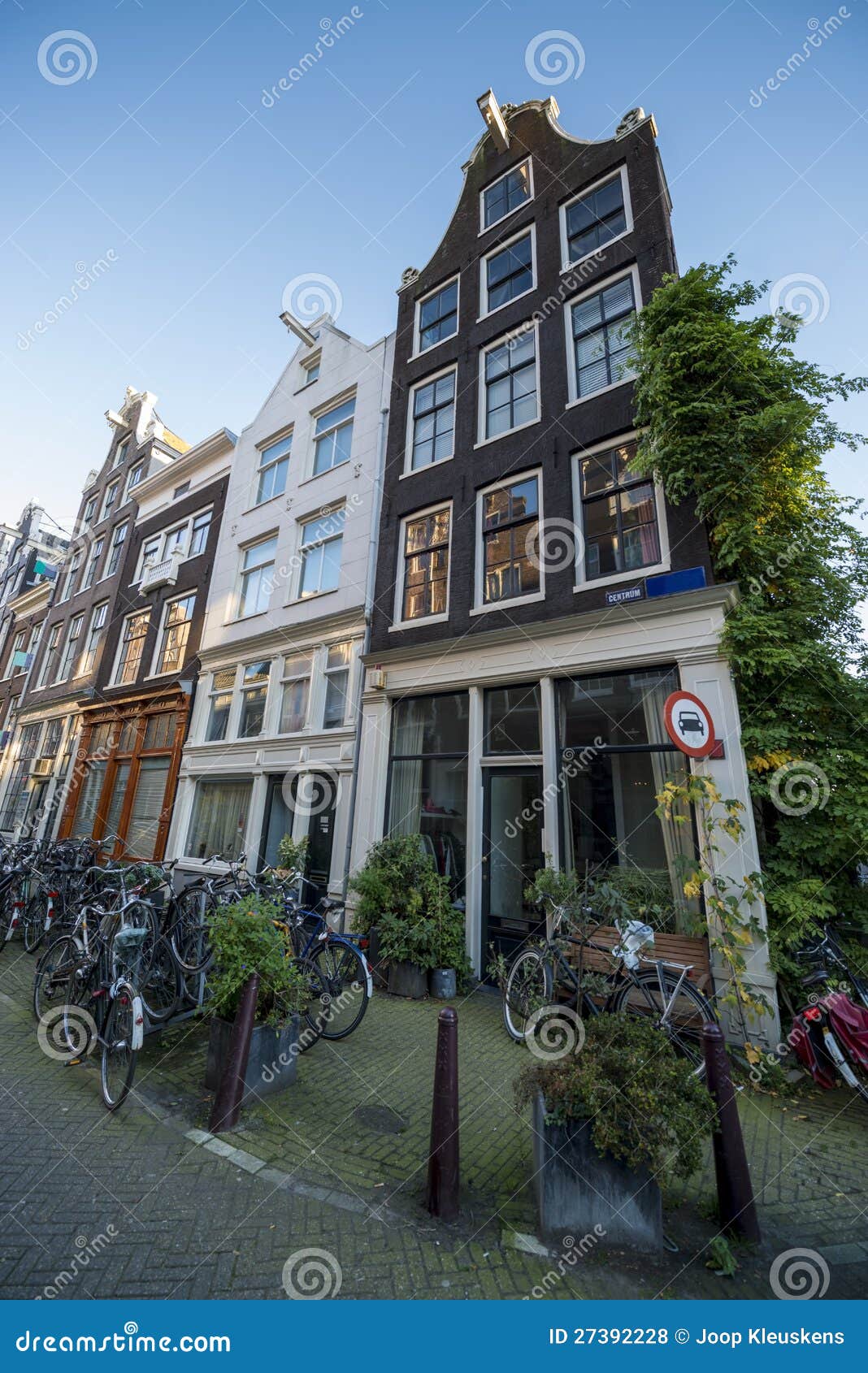 Typische Amsterdam Huizen Met Fietsen Stock Foto - Image of stijl ...