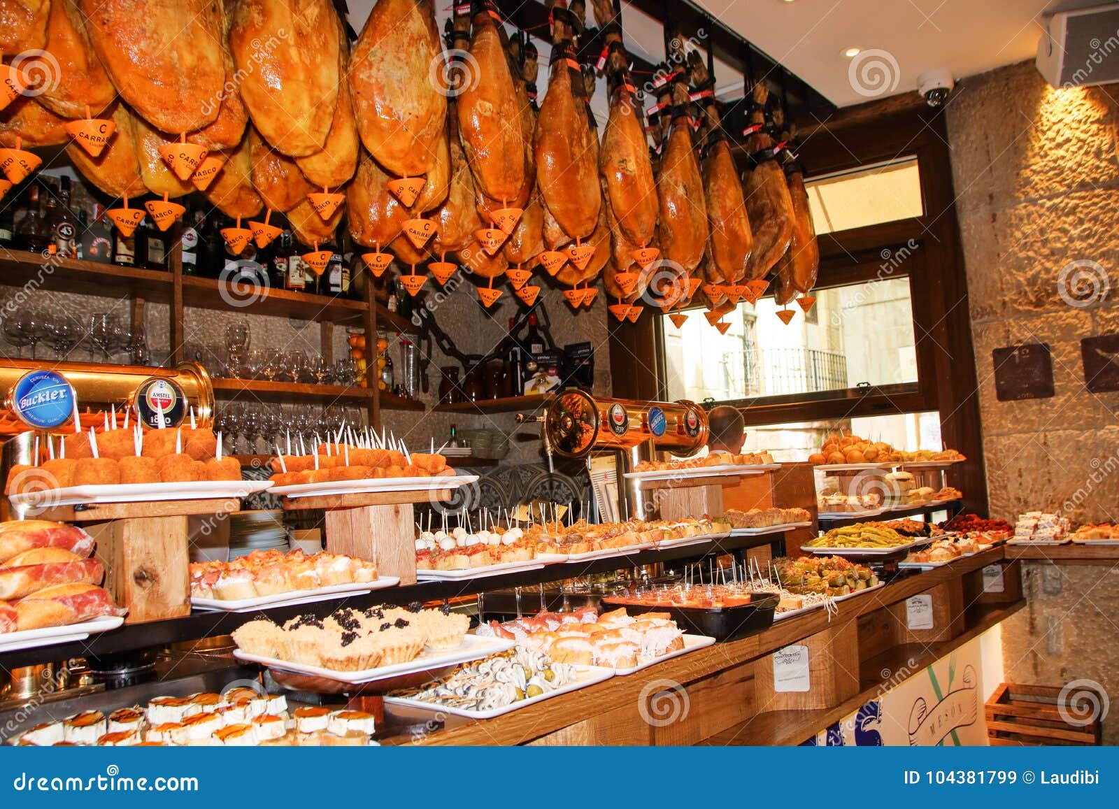 Typische baskische pintxos redaktionelles stockbild. Bild von platte ...