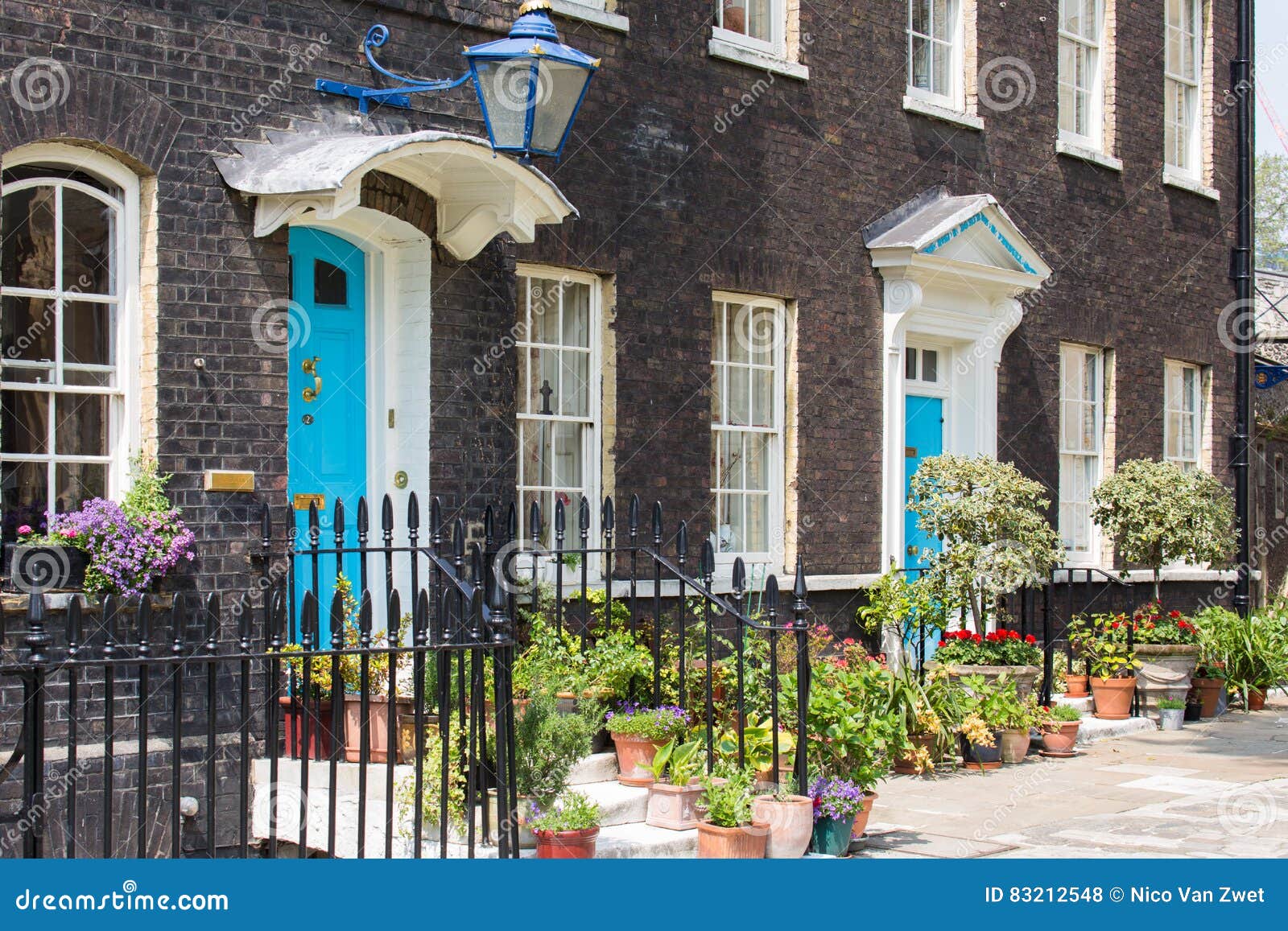 Typische englische Häuser stockfoto. Bild von bedürftig - 83212548