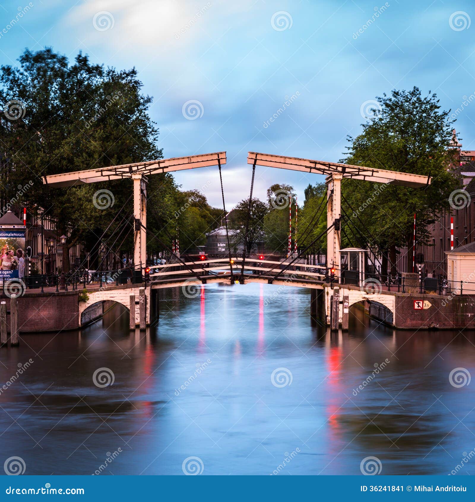 Typische Nederlandse Bascule Brug in Amsterdam Redactionele Foto ...