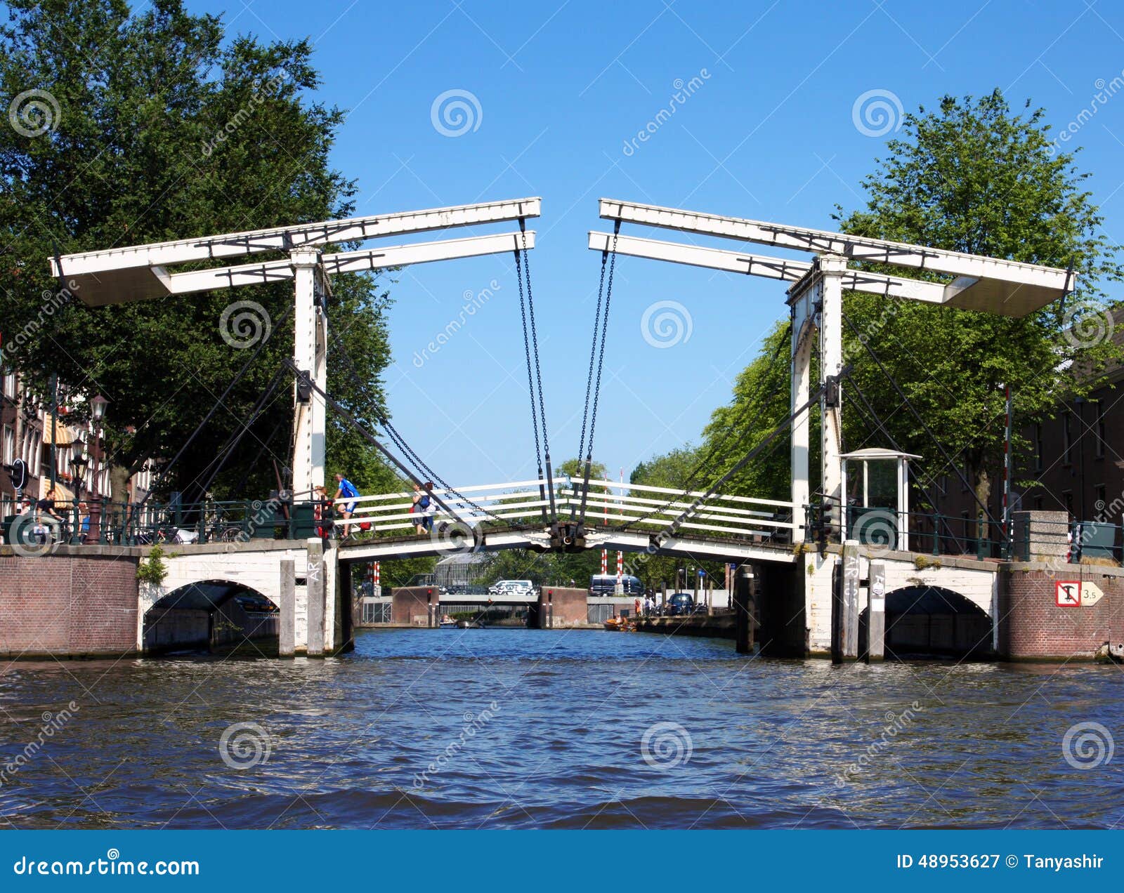 Typische Nederlandse Bascule Brug in Amsterdam Redactionele Fotografie ...