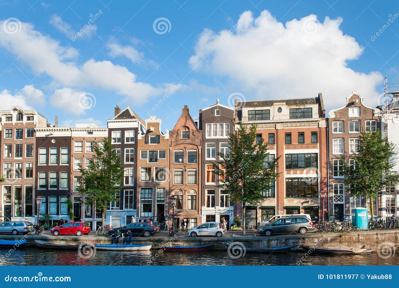 Typische Nederlandse Huizen Redactionele Fotografie - Image of blauw ...